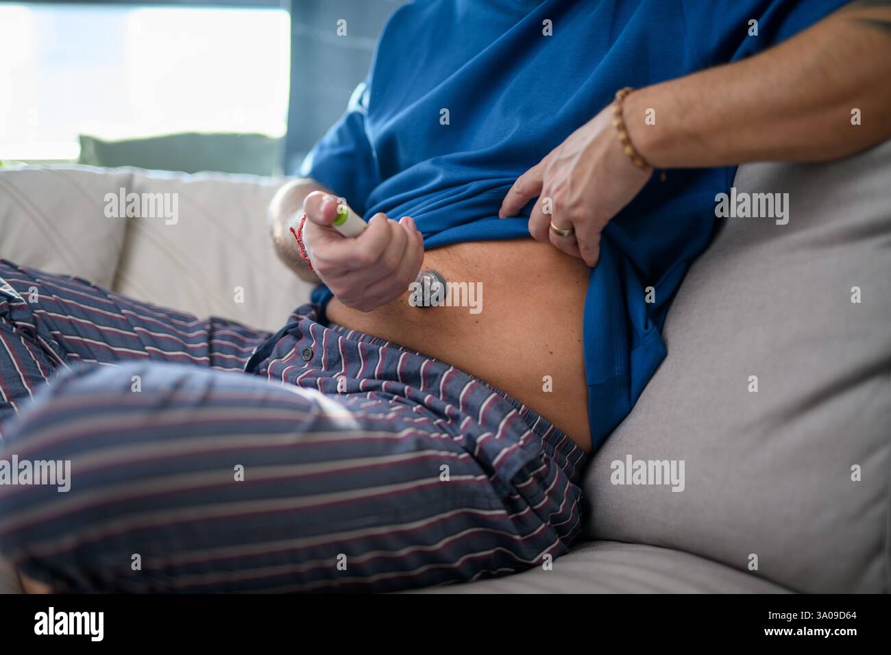 Injecting insulin into abdomen using an insulin pen Stock Photo - Alamy