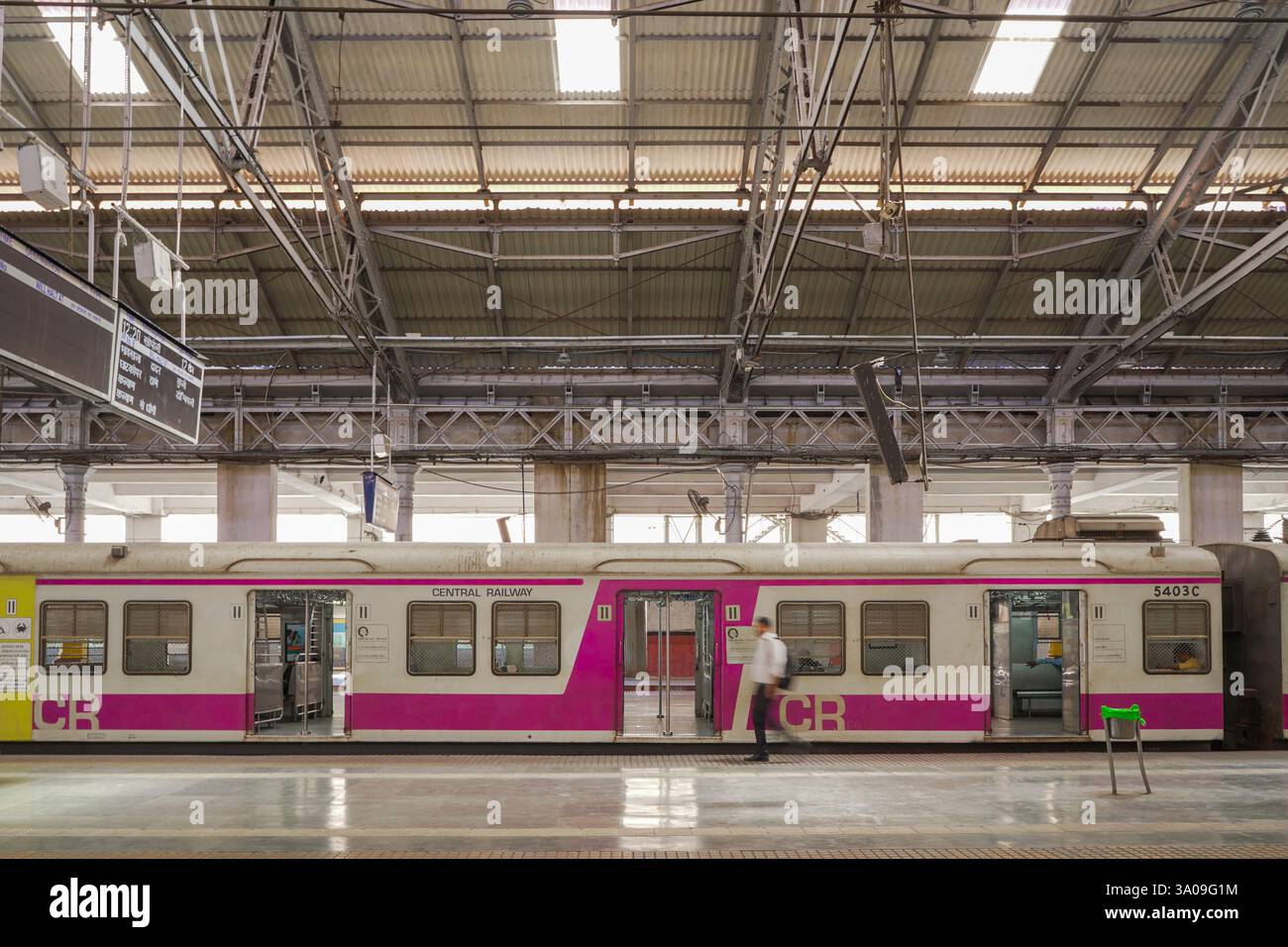 Chhatrapati Shivaji Maharaj Terminus (CSMT), Lock down In Mumbai. Empty ...