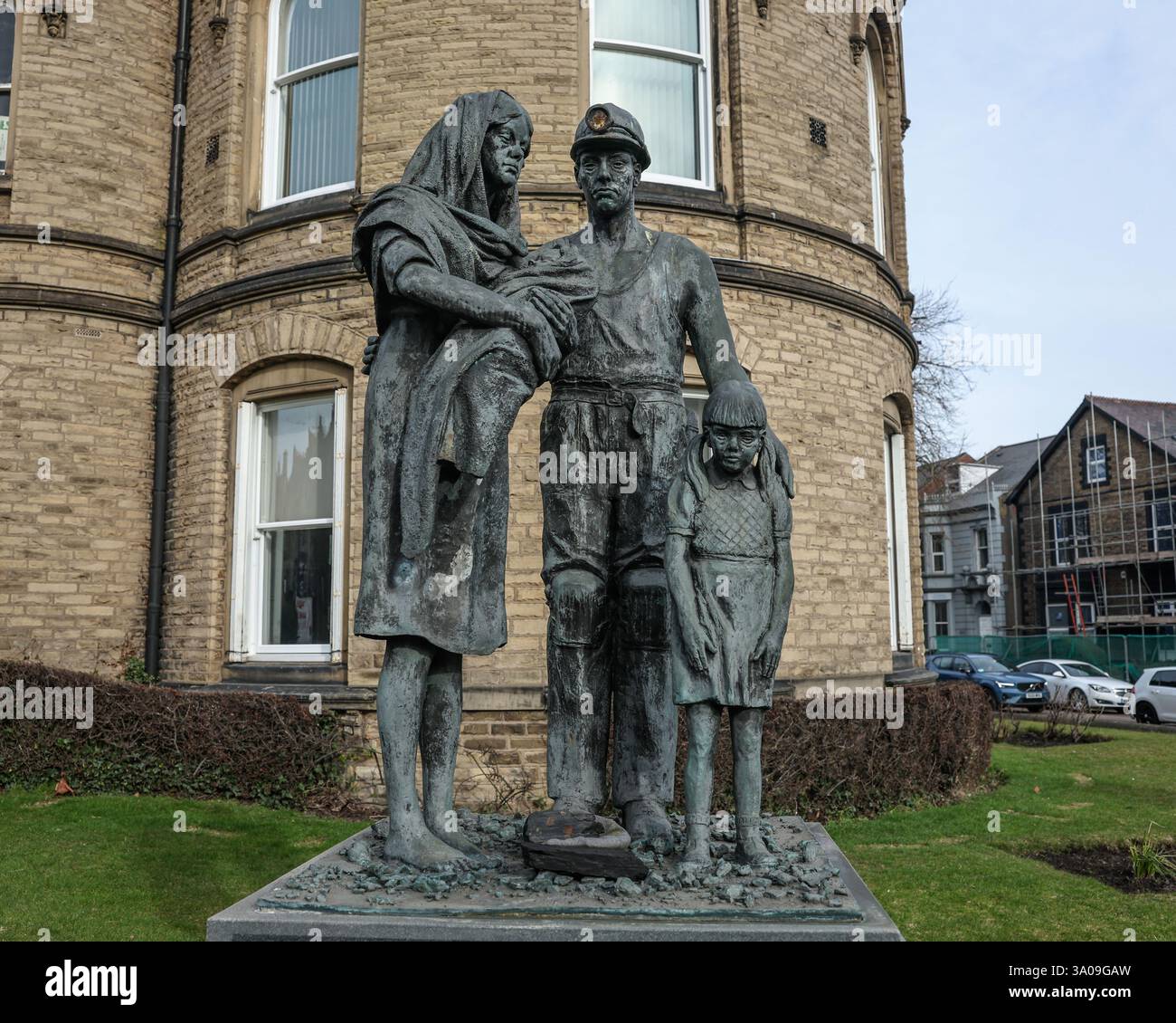 A statue of a miner and his family was unveiled by former NUM leader ...