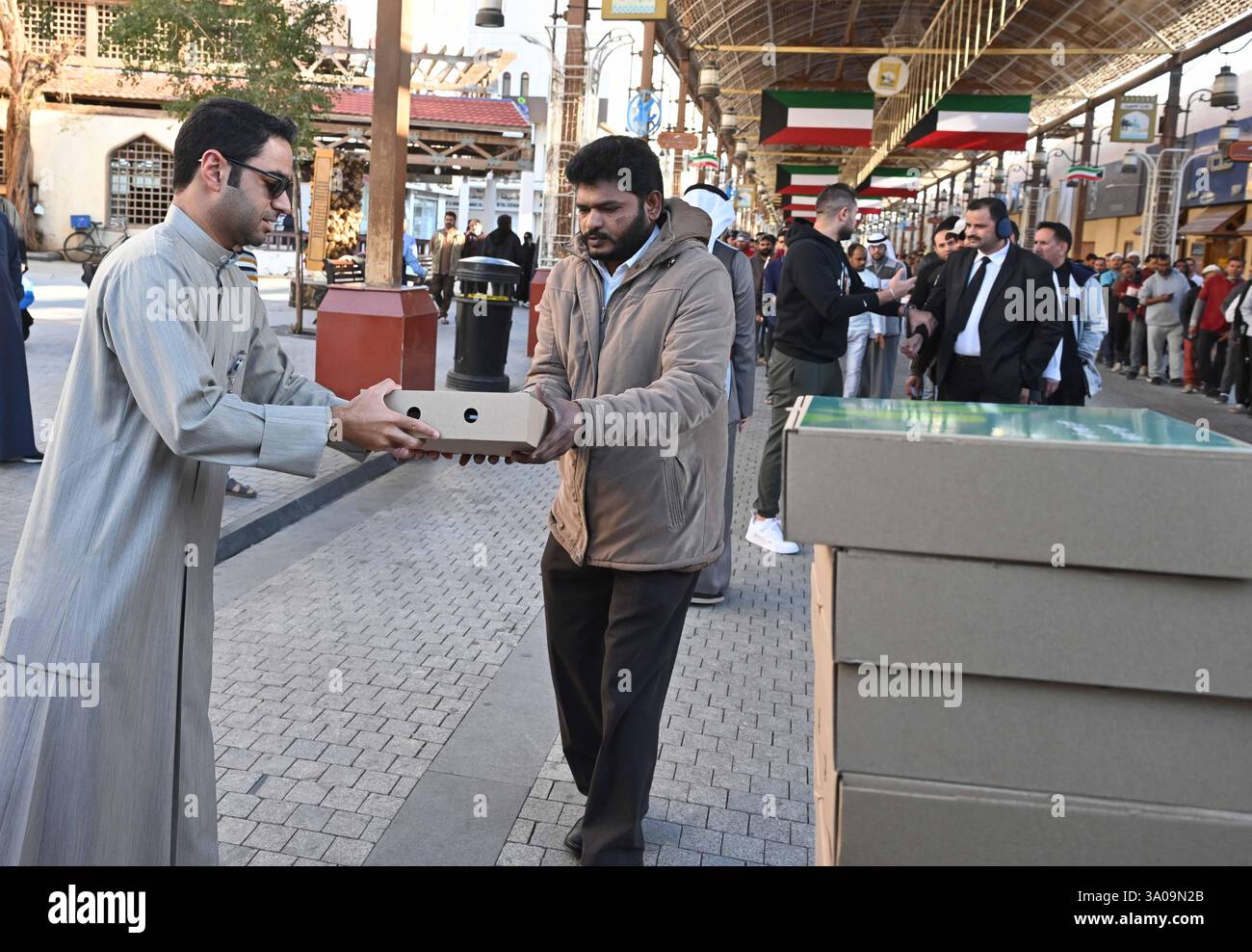 Kuwait City, Kuwait. 2nd Mar, 2025. A volunteer hands out a free meal ...