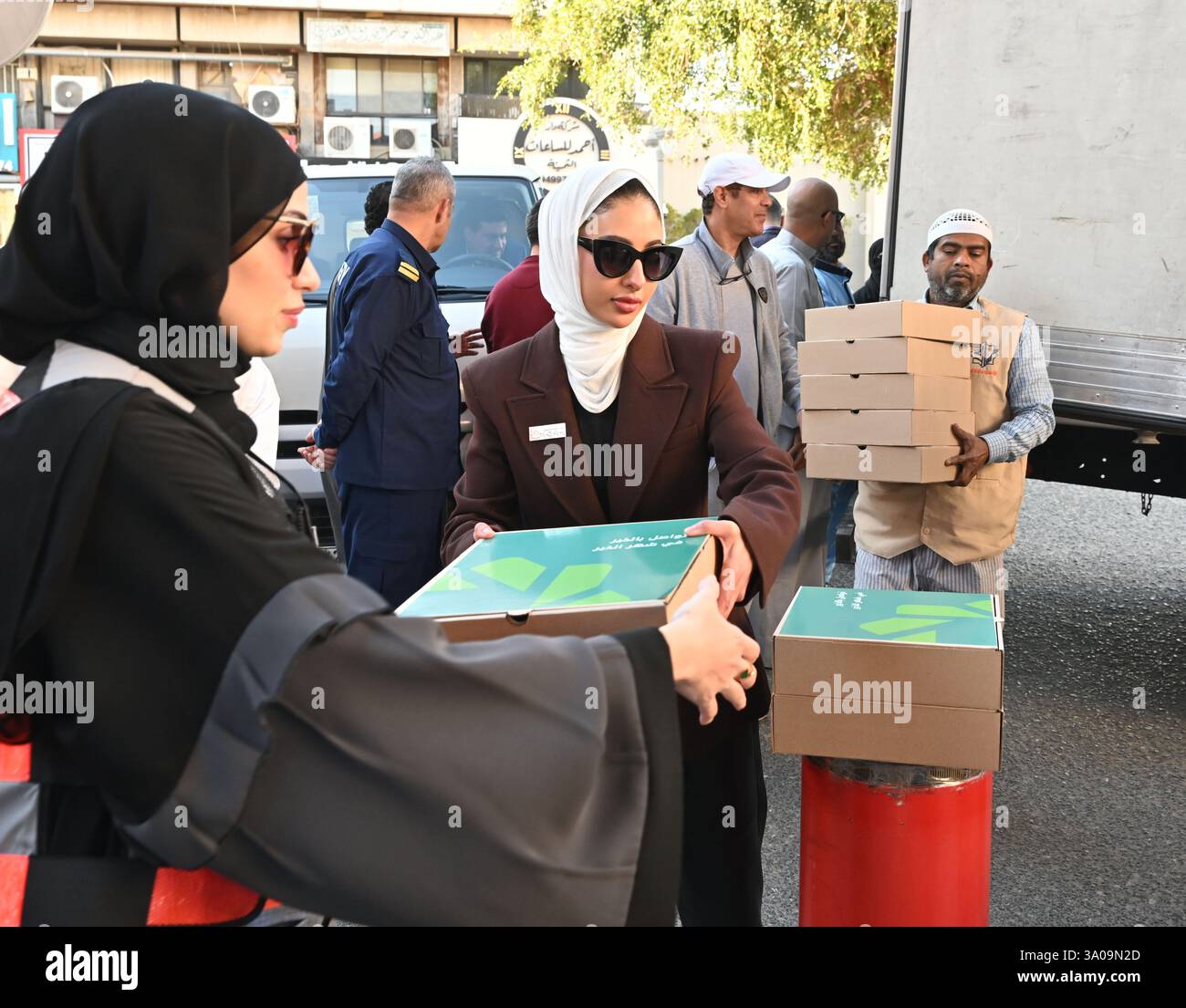 Kuwait City, Kuwait. 2nd Mar, 2025. Volunteers prepare free meals for ...