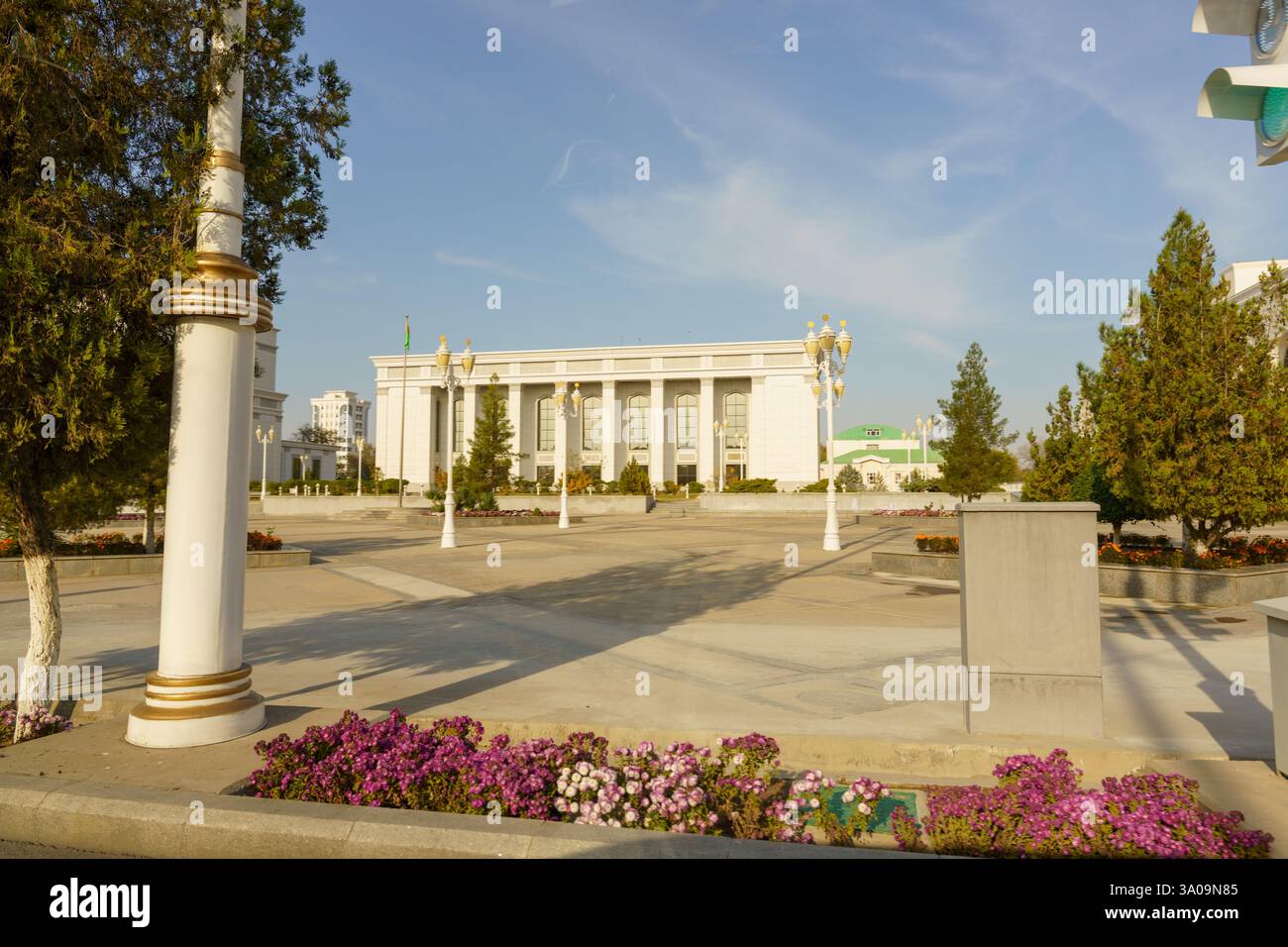 Large white building gold hi-res stock photography and images - Alamy