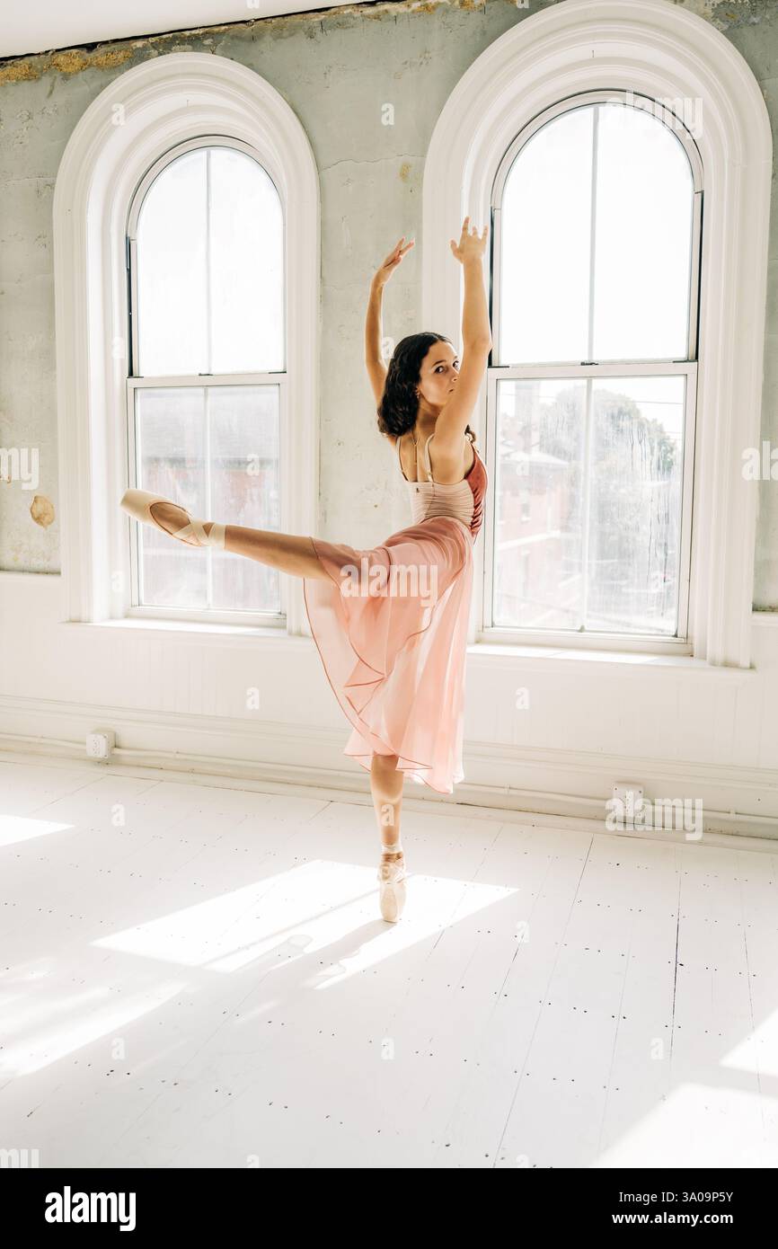 Ballerina in pointe pose, gracefully extending her leg Stock Photo - Alamy