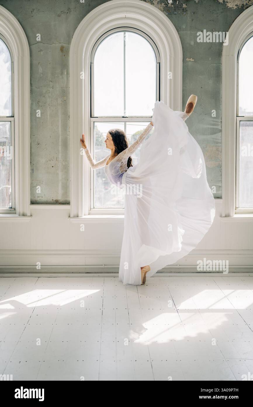 Arabesque ballet hi-res stock photography and images - Alamy
