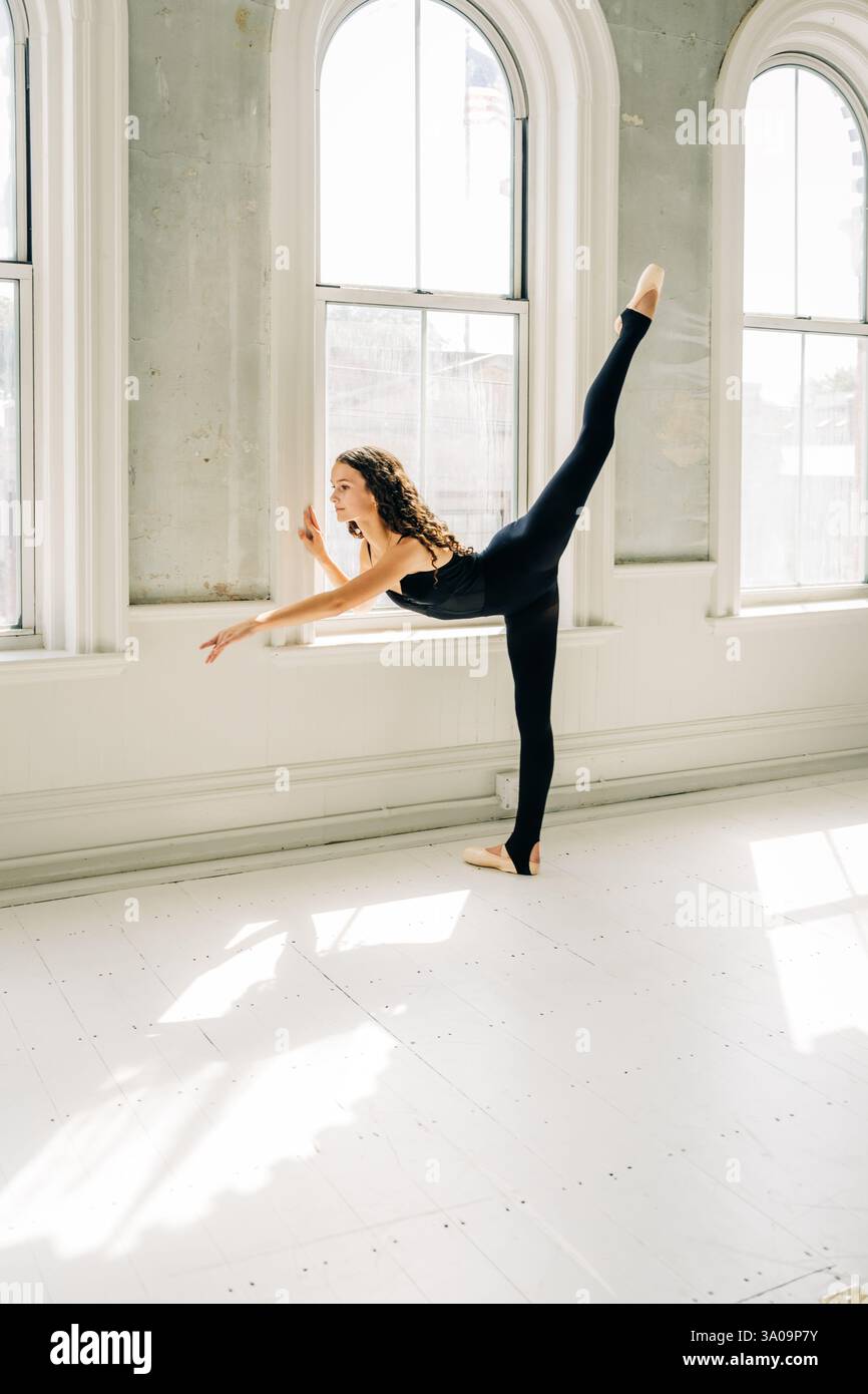 Arabesque ballet hi-res stock photography and images - Alamy