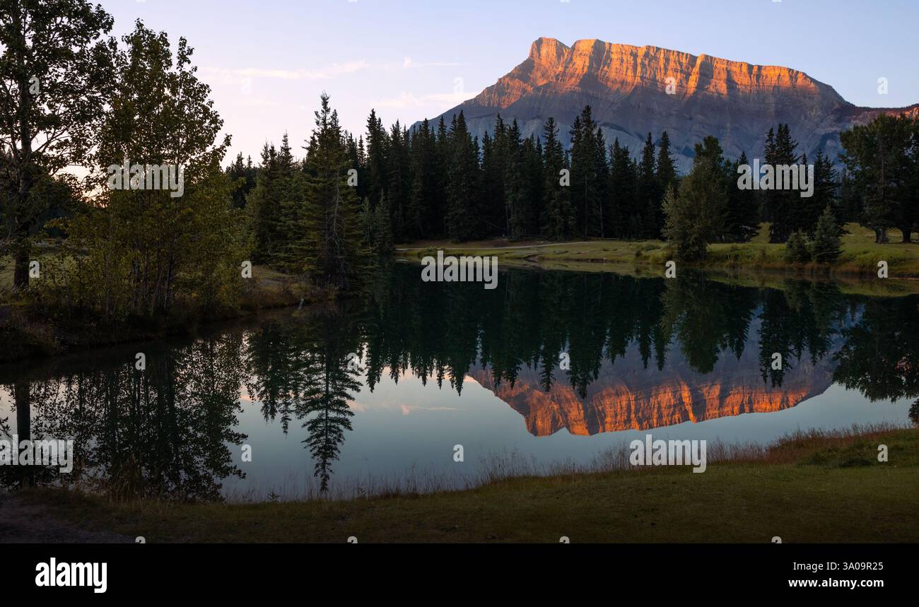 Golden hour peaks hi-res stock photography and images - Alamy