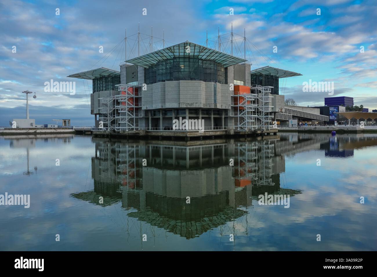 The Lisbon Oceanarium one of the largest indoor aquariums in Europe ...