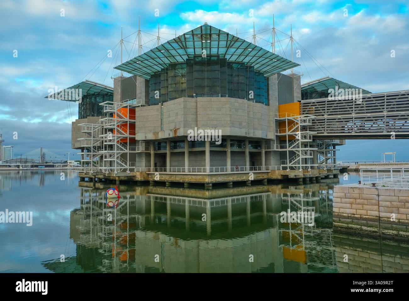 The Lisbon Oceanarium one of the largest indoor aquariums in Europe ...