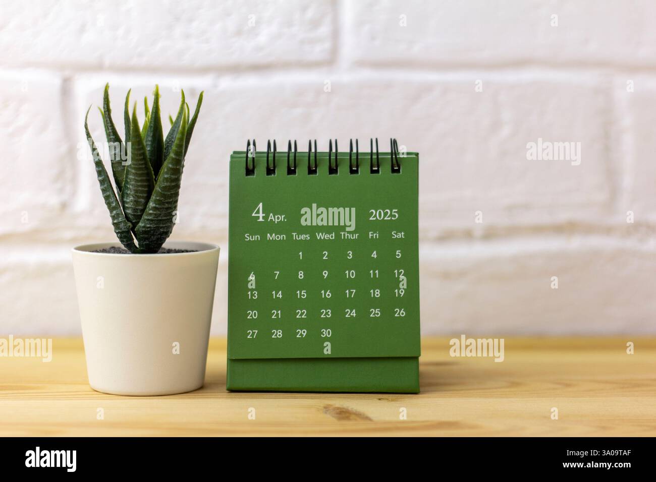 April 2025 simple calendar hi-res stock photography and images - Alamy