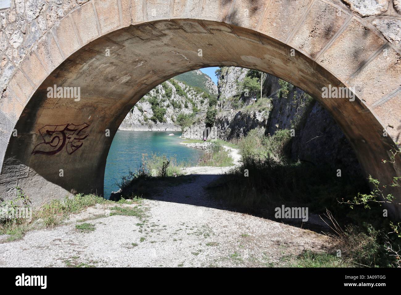 Villalago - Arcata del ponte sul lago di San Domenico dal sentiero ...
