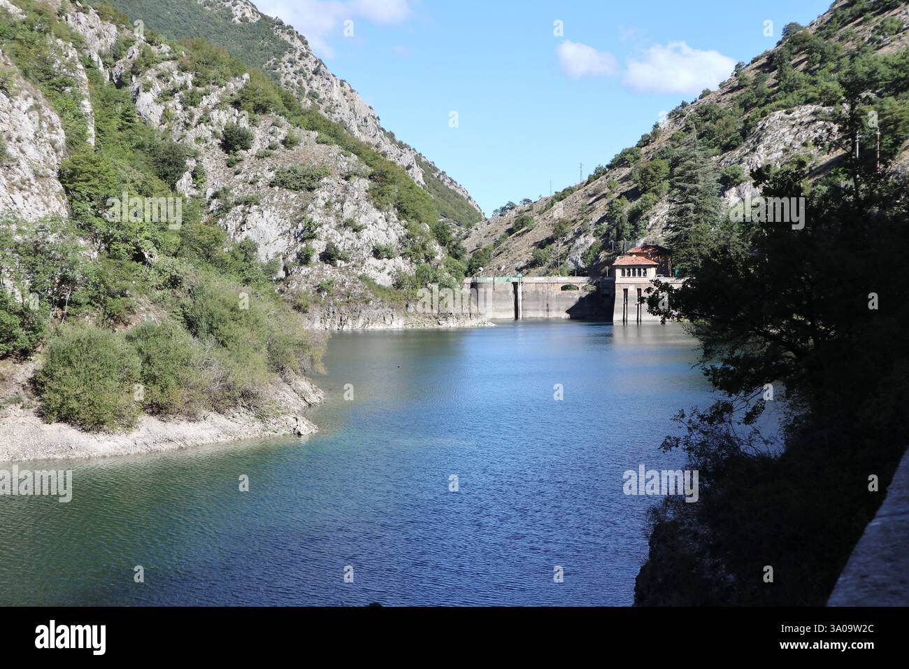 Chiesa della valle di montagna hi-res stock photography and images - Alamy