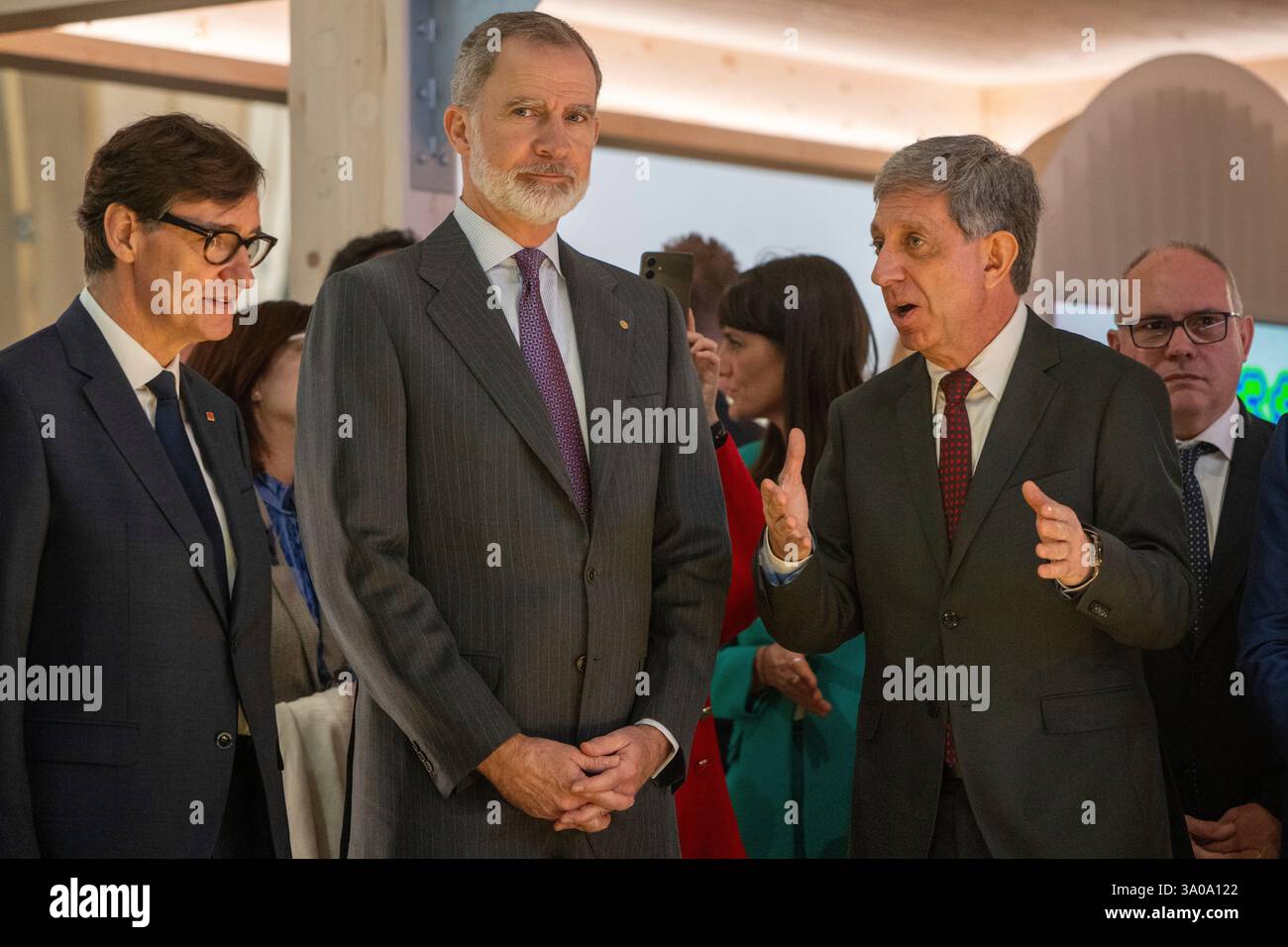 The president of the Generalitat de Catalunya, Salvador Illa (l) and ...