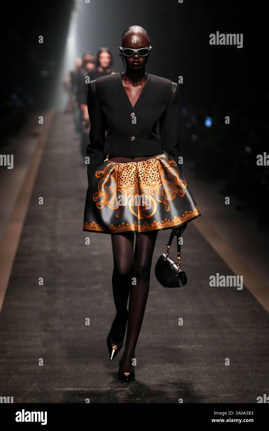 Milano Fashion Week - Women F/W 25-26 Versace fashion show Catwalk ...