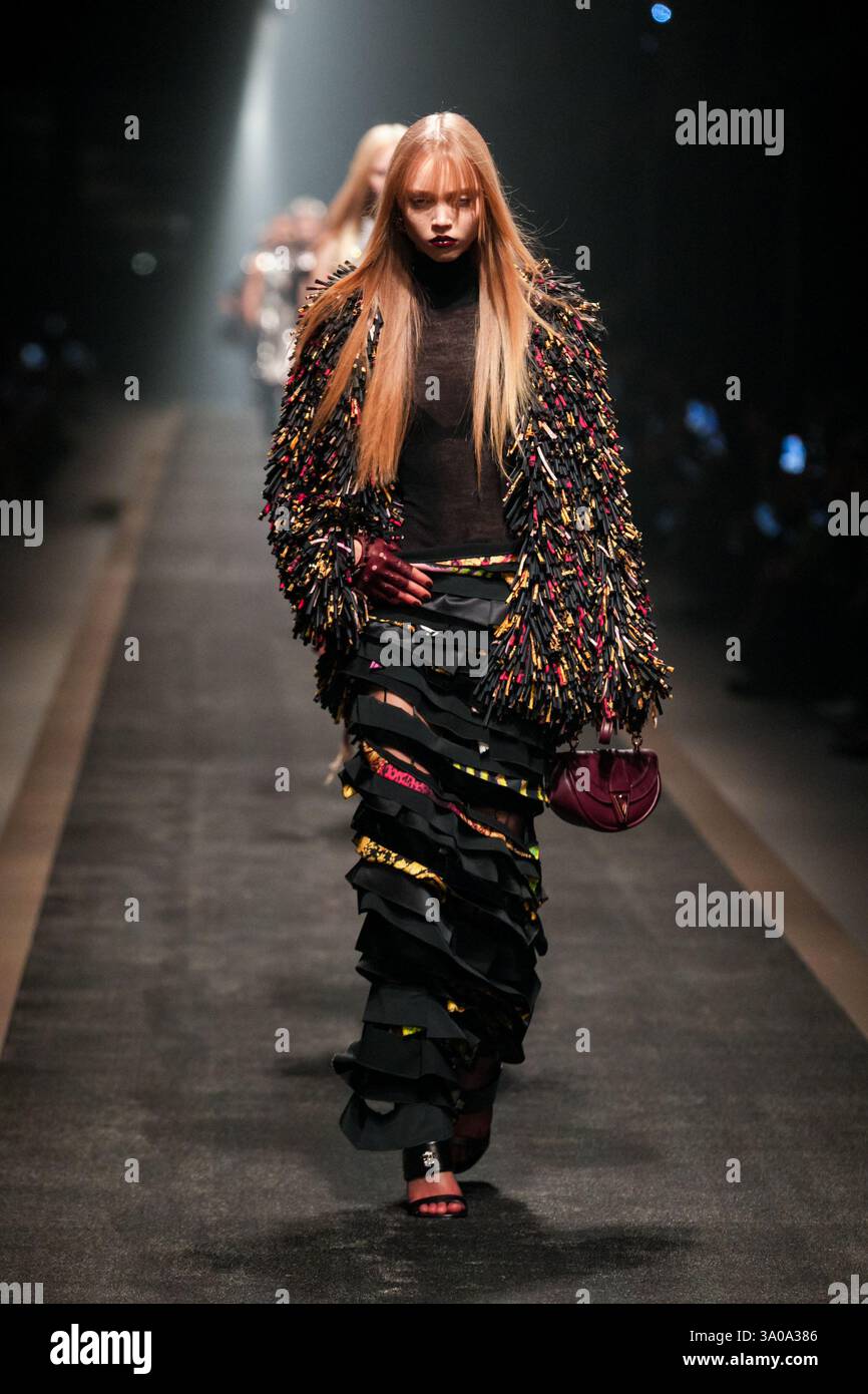 Milano Fashion Week - Women F/W 25-26 Versace fashion show Catwalk ...