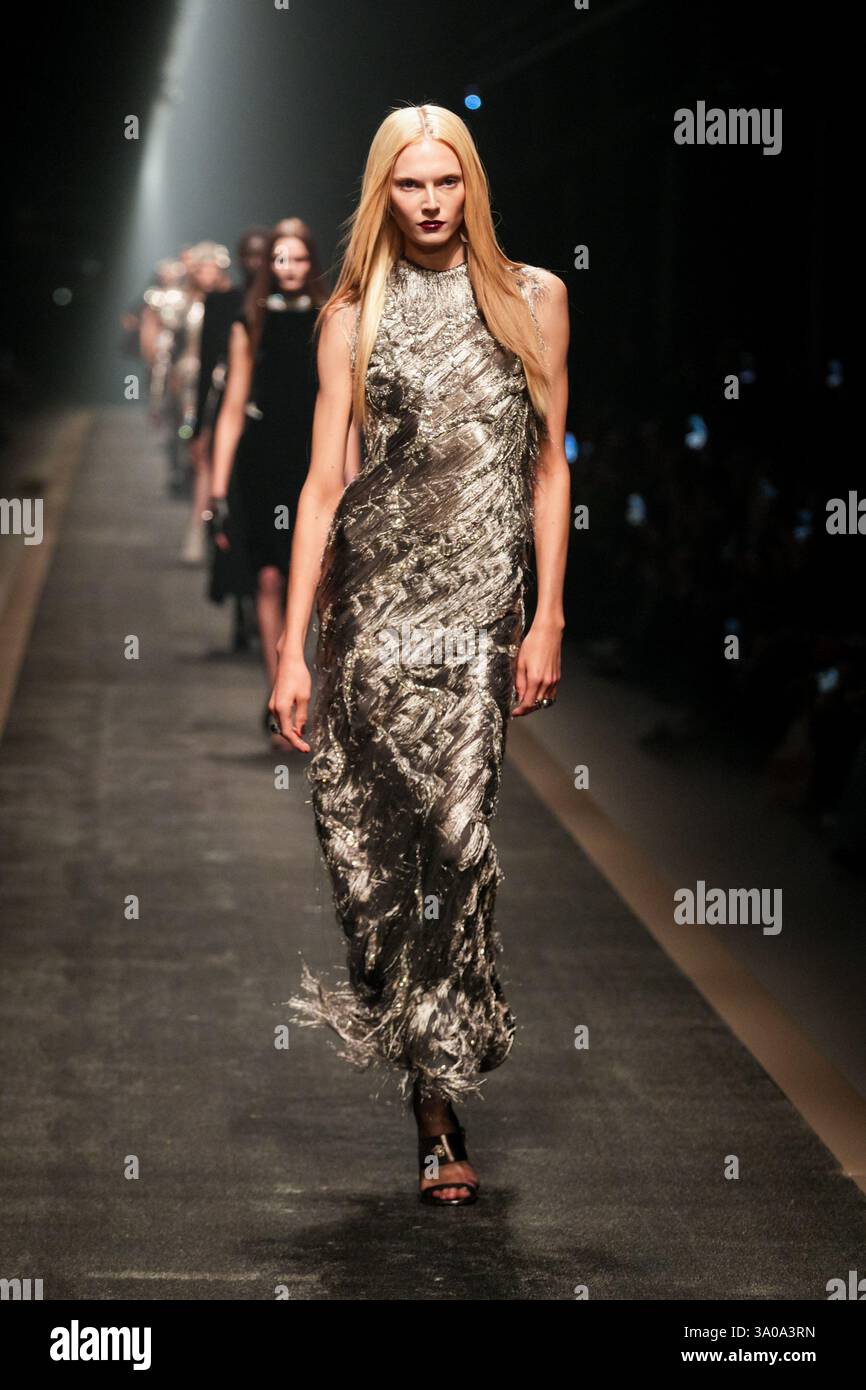 Milano Fashion Week - Women F/W 25-26 Versace fashion show Catwalk ...