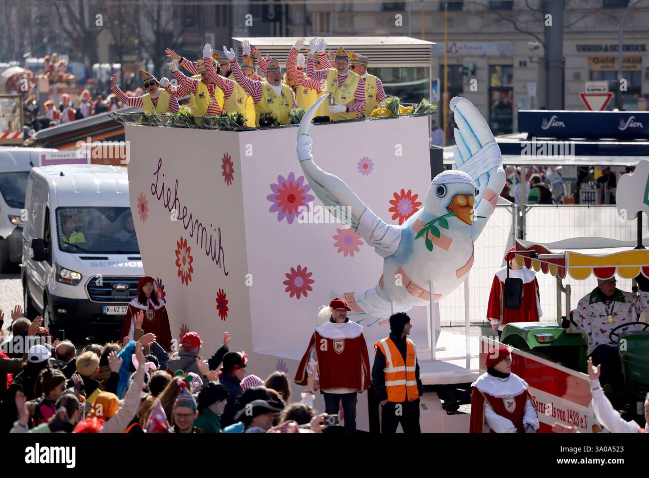 Cologne, Germany. 03rd Mar, 2025. A "Liebesmüh" float with a dove of ...
