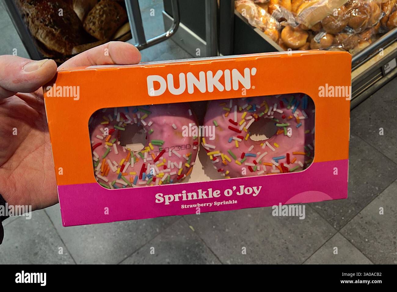 Dunkin Strawberry Sprinkle Donuts im Supermarkt. Dunkin Donuts ist eine ...