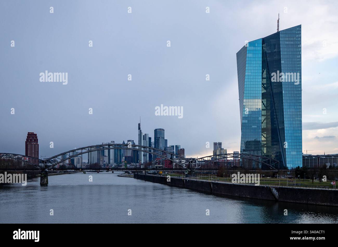 Europäische Zentralbank in Frankfurt am Main - EZB Gebäude vor dunklem ...