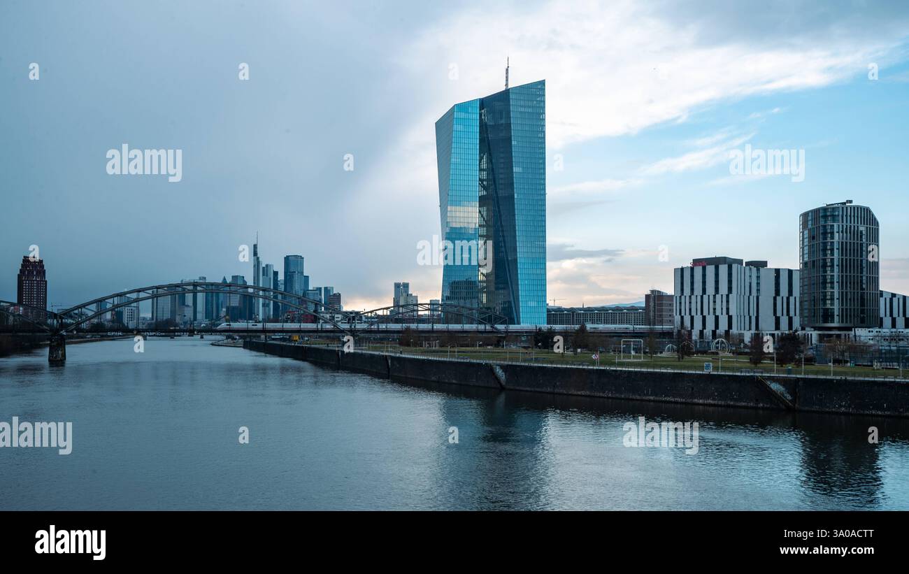 Europäische Zentralbank in Frankfurt am Main - EZB Gebäude vor dunklem ...