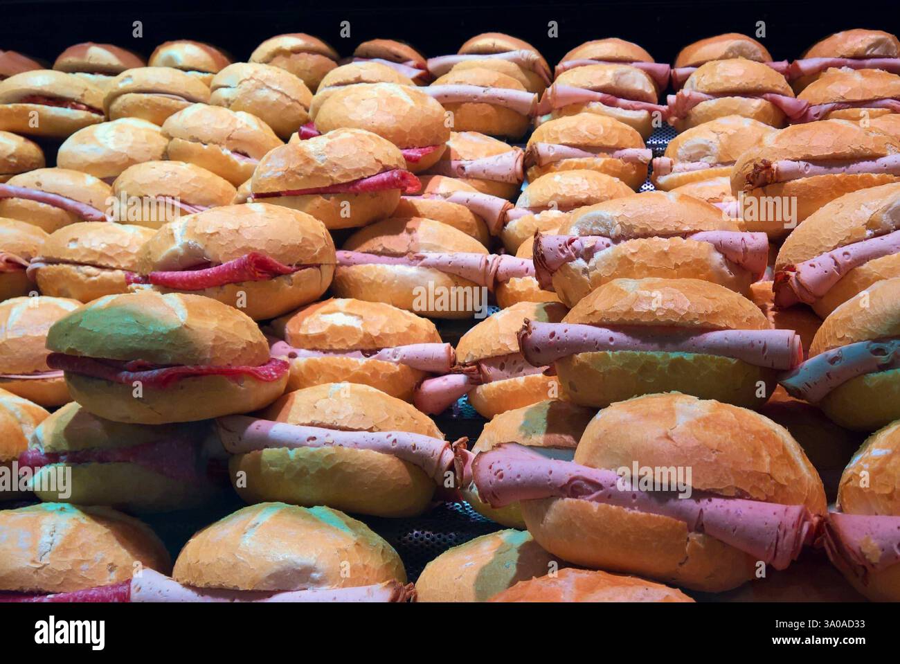 Metzgerei - Imbiss. Belegte Wurst-Brötchen mit Leberkäse und Salami ...
