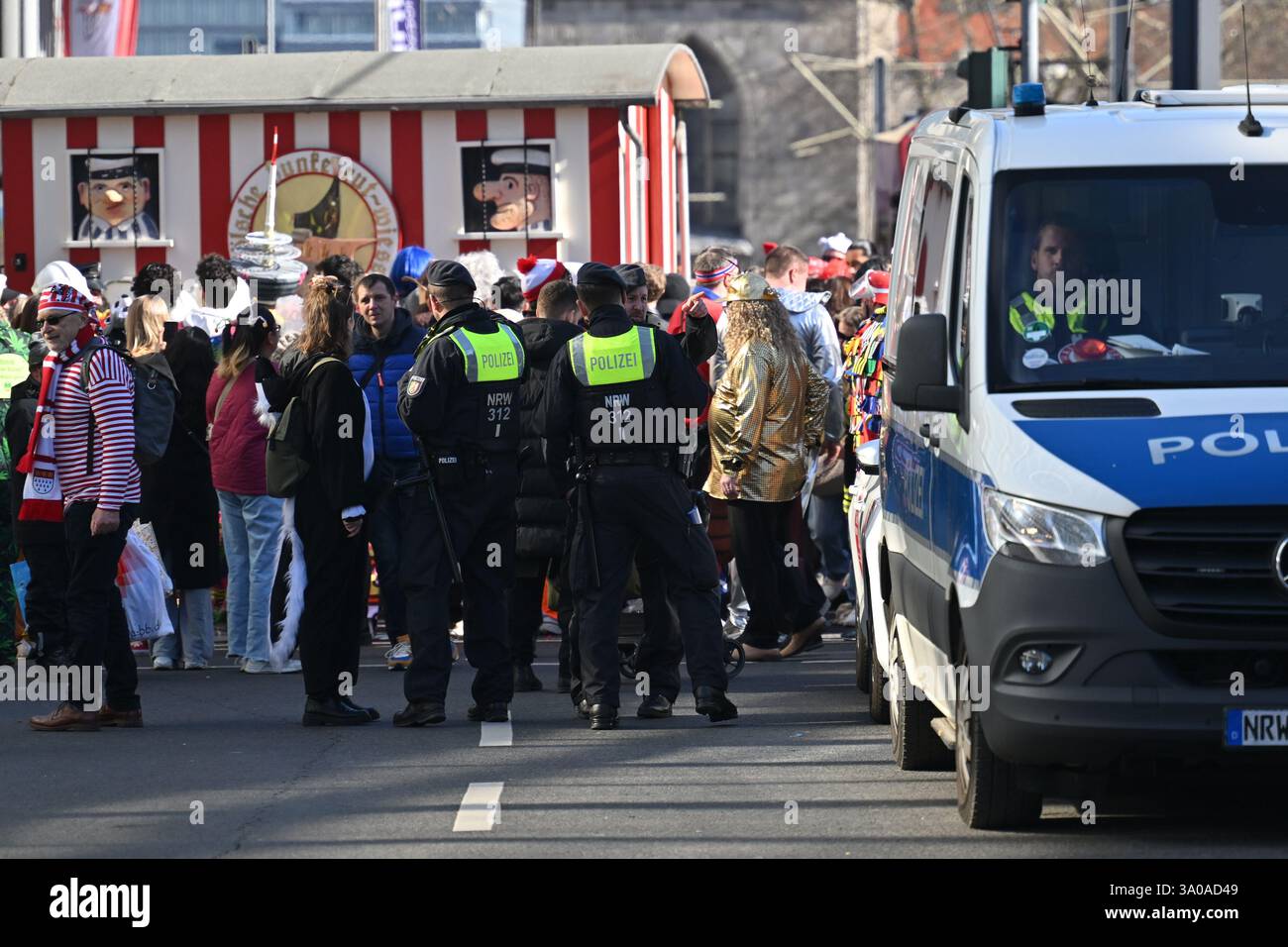 03 March 2025, North Rhine-Westphalia, Cologne: Police officers stand ...