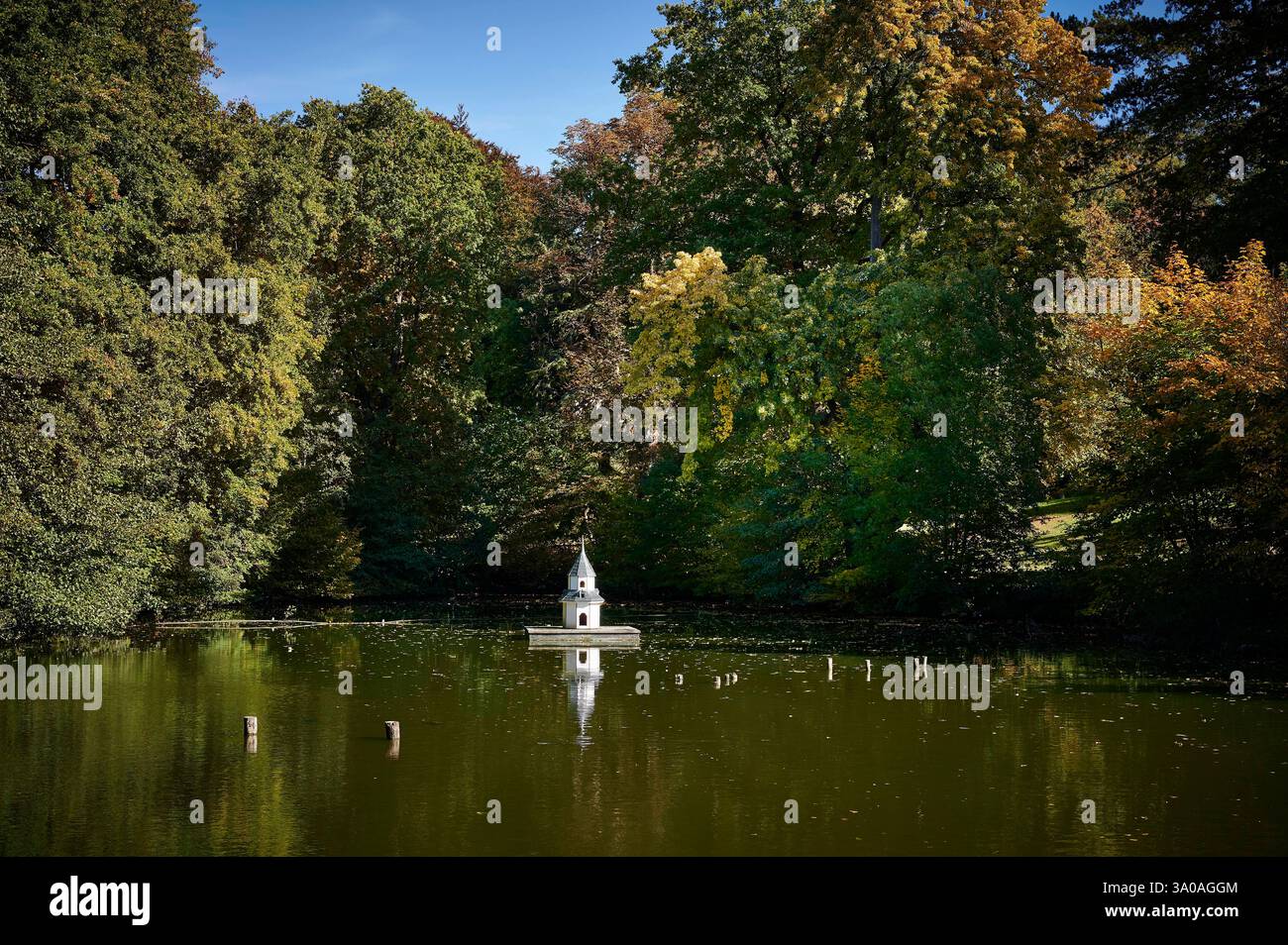 Sehenswürdigkeit, Ententeich im Park Laubach bei sonnigem Herbstwetter ...