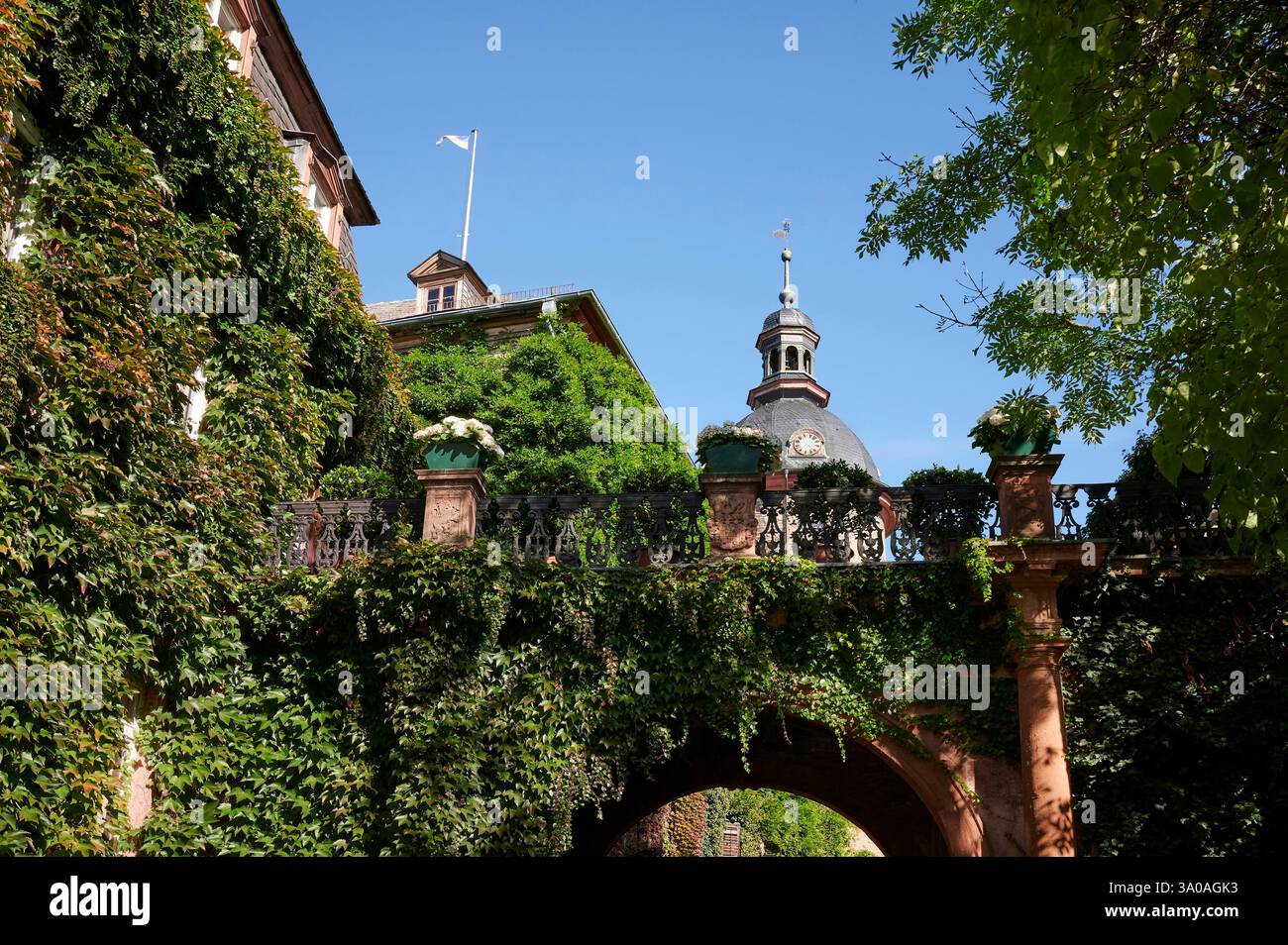 Sehenswürdigkeit, Schloss und Park Laubach bei sonnigem Herbstwetter ...