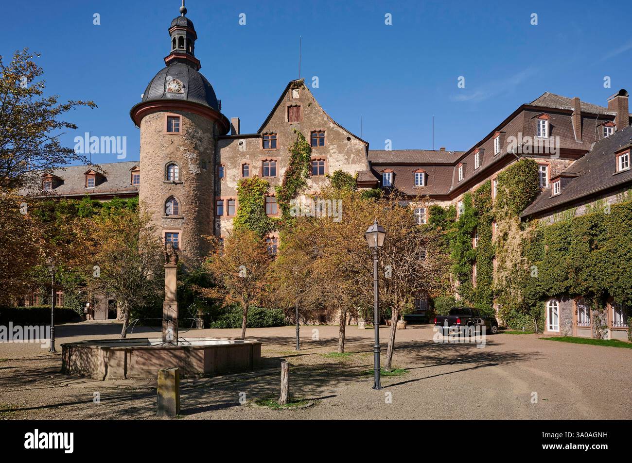 Sehenswürdigkeit, Schloss Laubach bei sonnigem Herbstwetter, erbaut im ...