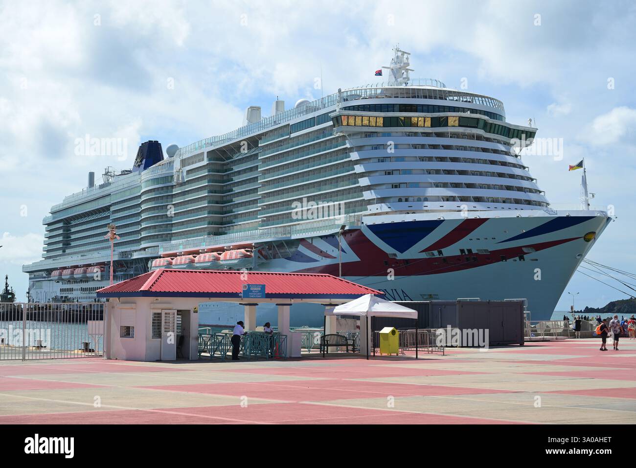 P&O Cruise Ship Arvia in the Caribbean Stock Photo - Alamy