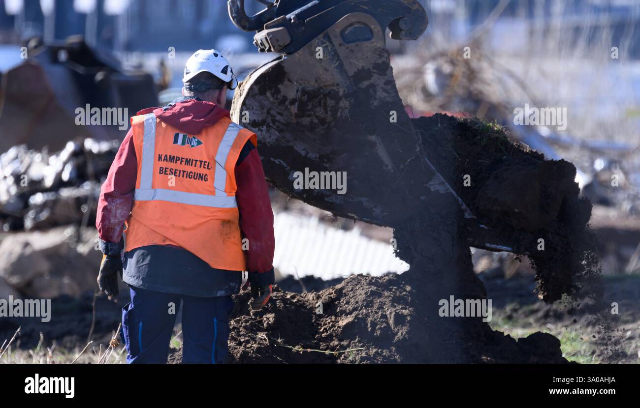Dresden, Germany. 03rd Mar, 2025. An employee of the Explosive Ordnance ...