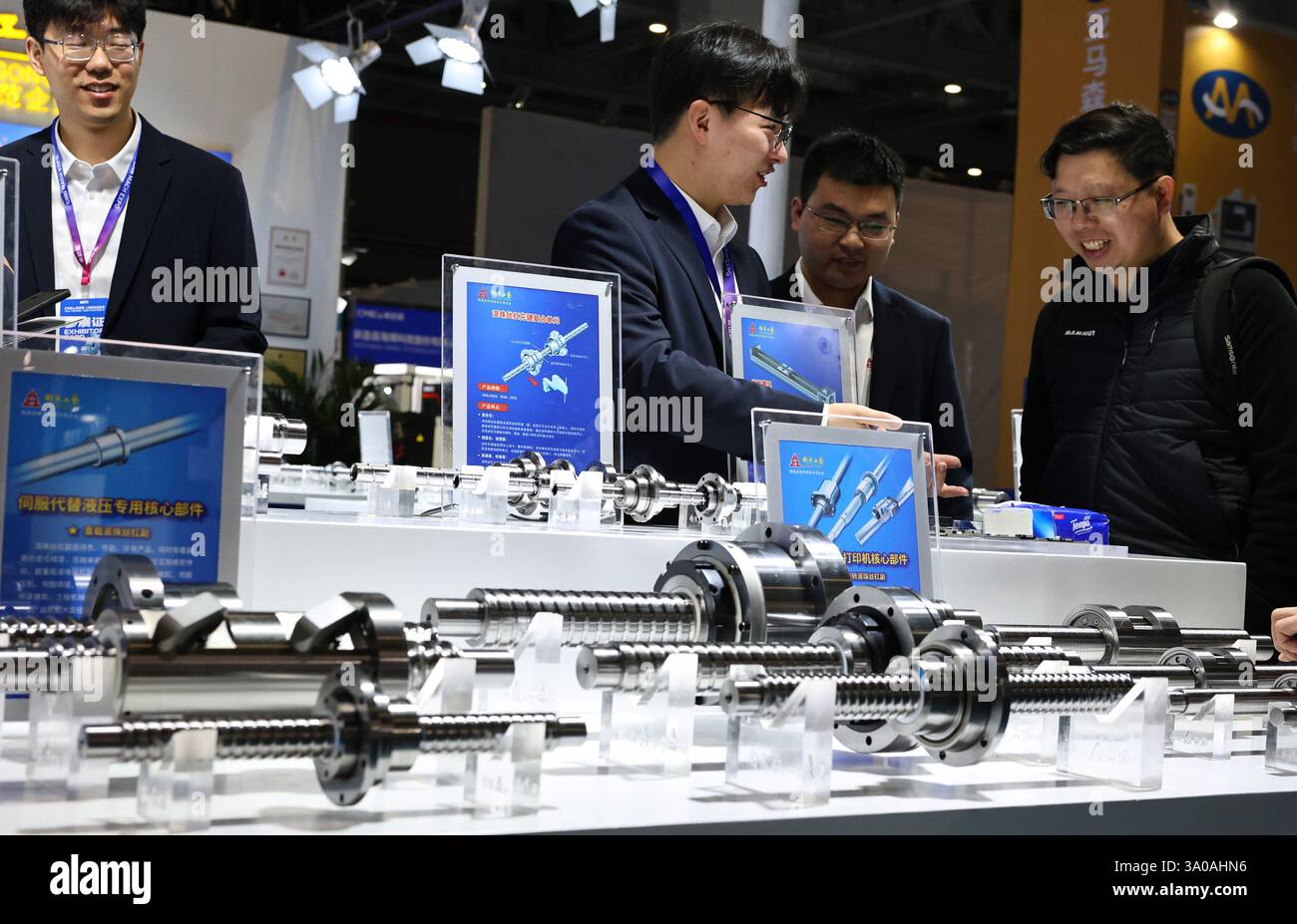 (250303) -- SHANGHAI, March 3, 2025 (Xinhua) -- A visitor (1st R) talks ...