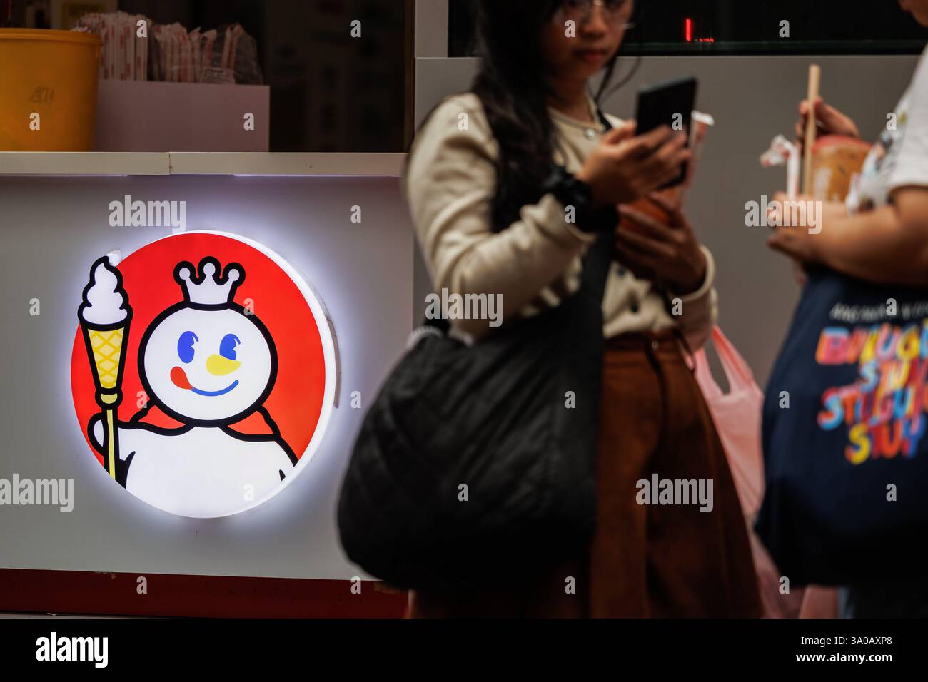 Hong Kong, China. 03rd Mar, 2025. Customers wait in line for Mixue ice ...