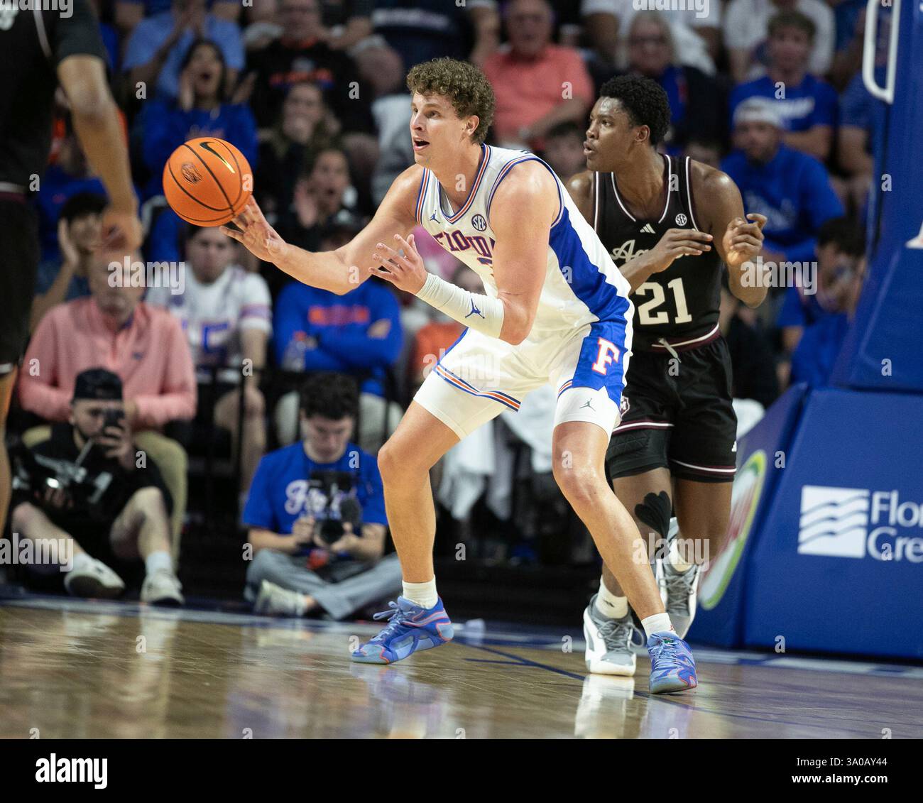 Florida center Micah Handlogten (3) passes under pressure from Texas A ...
