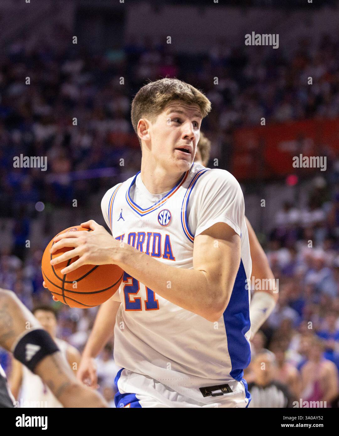 Florida forward Alex Condon (21) rebounds during the second half of an ...