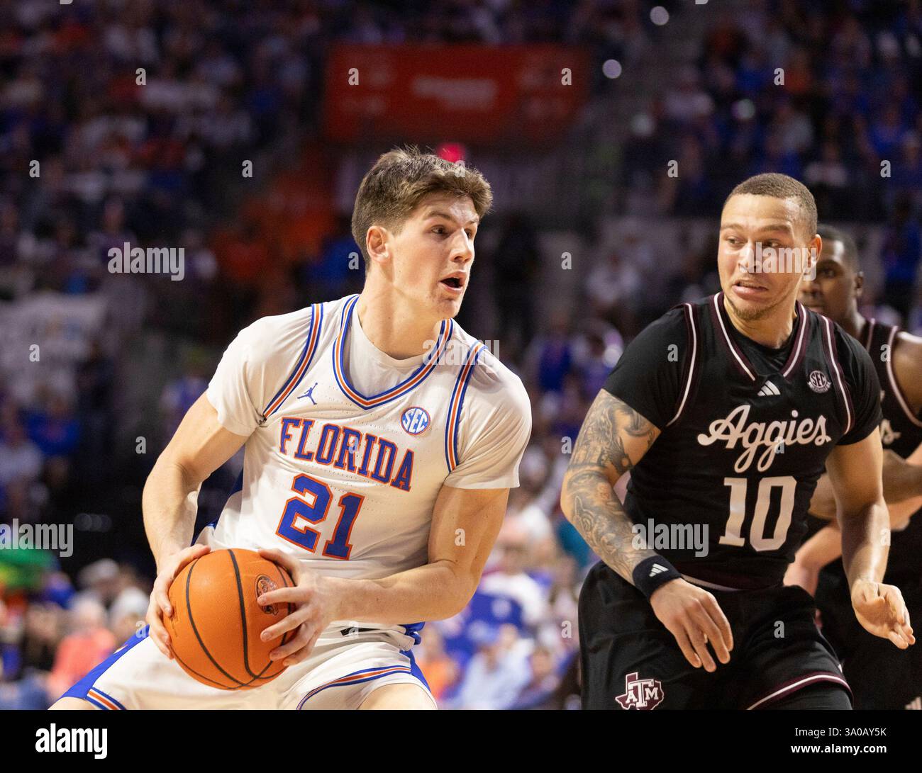 Florida forward Alex Condon (21) drives on Texas A&M guard CJ Wilcher ...