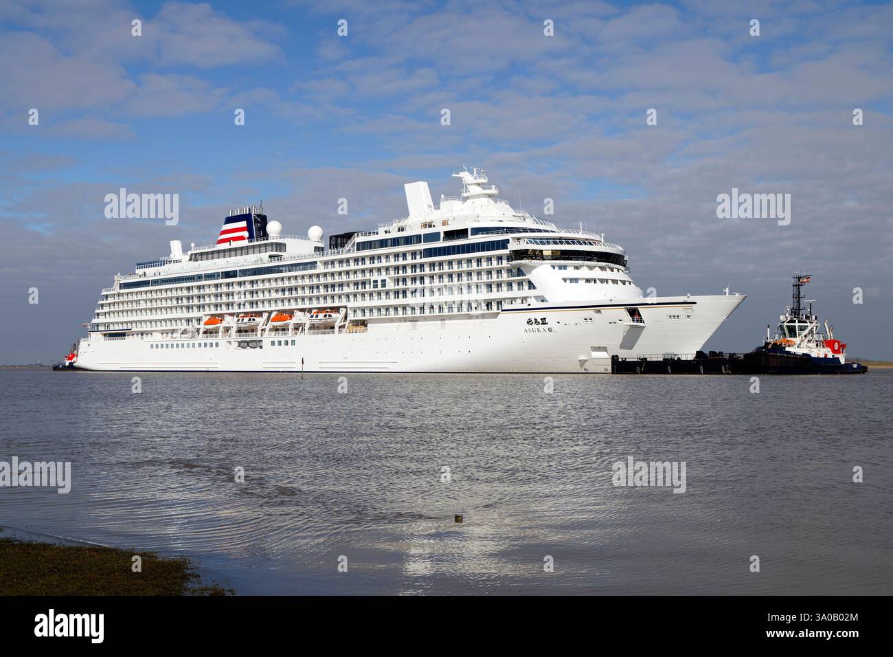 The cruise ship Asuka III passes through the Ems near Ditzum on March 3 ...