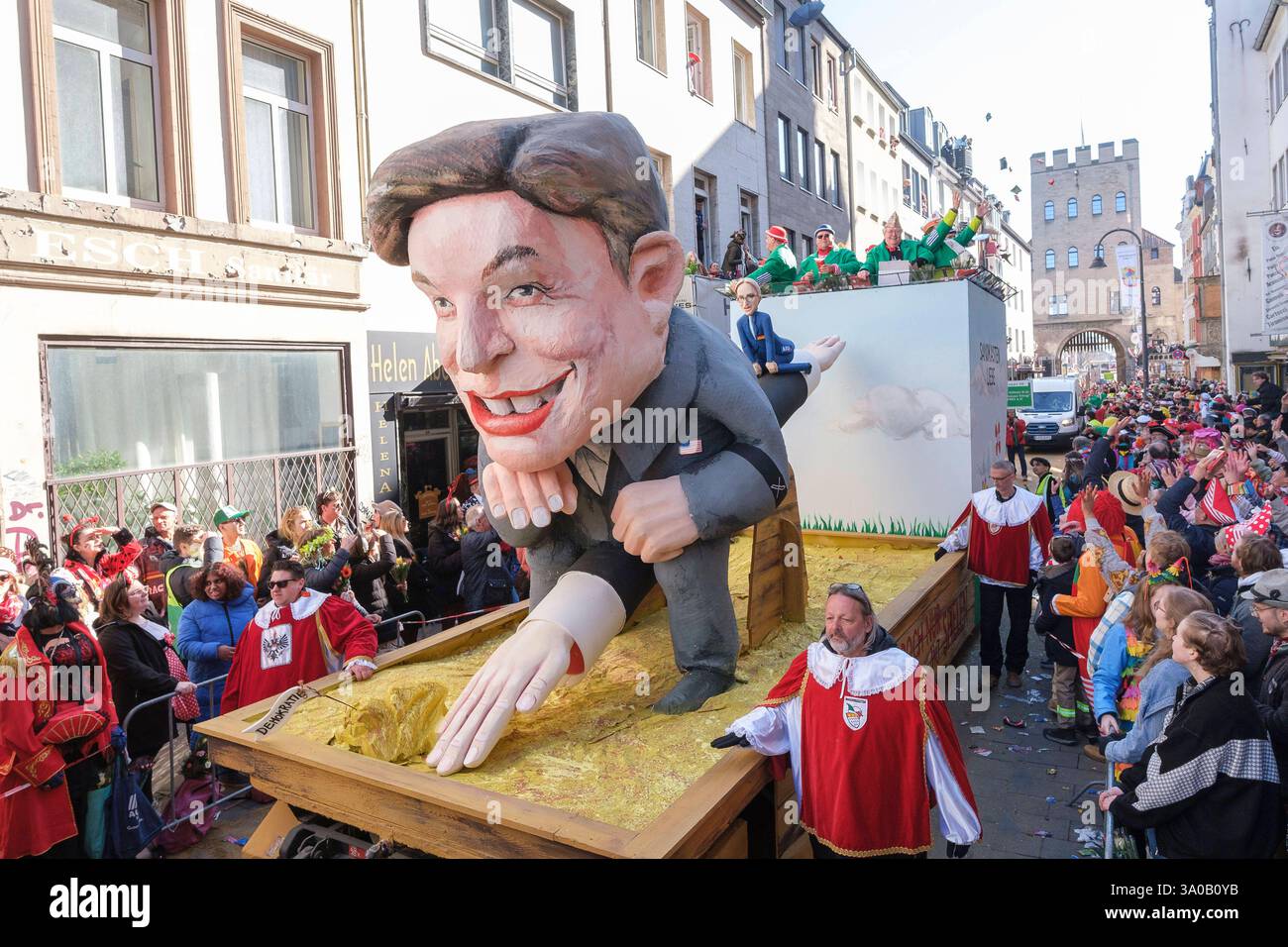 Bei strahlendem Sonnenschein ist der Rosenmontagszug in der rheinischen ...