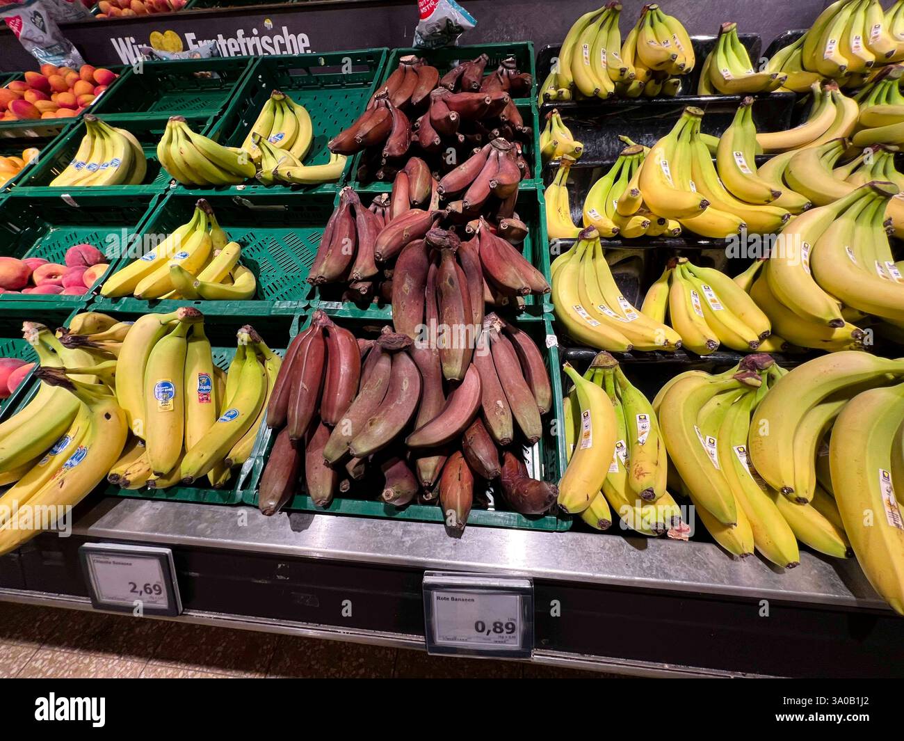 Rote und Gelbe Bananen liegen in der Obstabteilung Auslage in einem ...