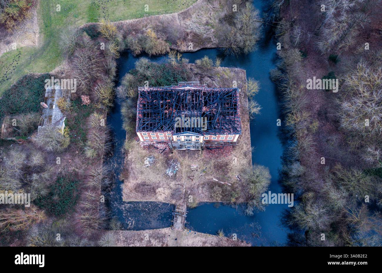 Dassow, Germany. 03rd Mar, 2025. Charred roof beams lie on the remains ...