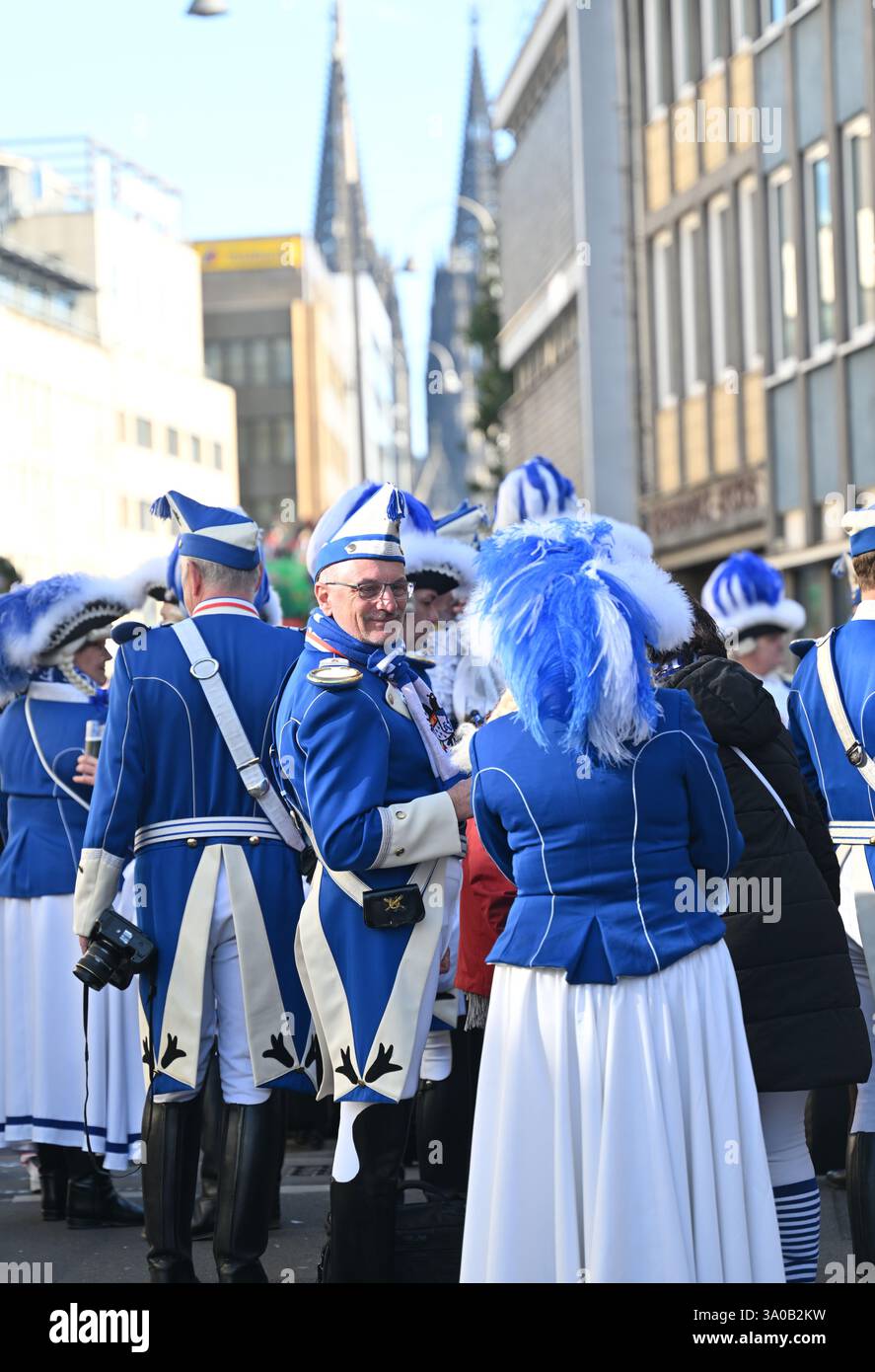 03 March 2025, North Rhine-Westphalia, Cologne: Carnival revelers relax ...