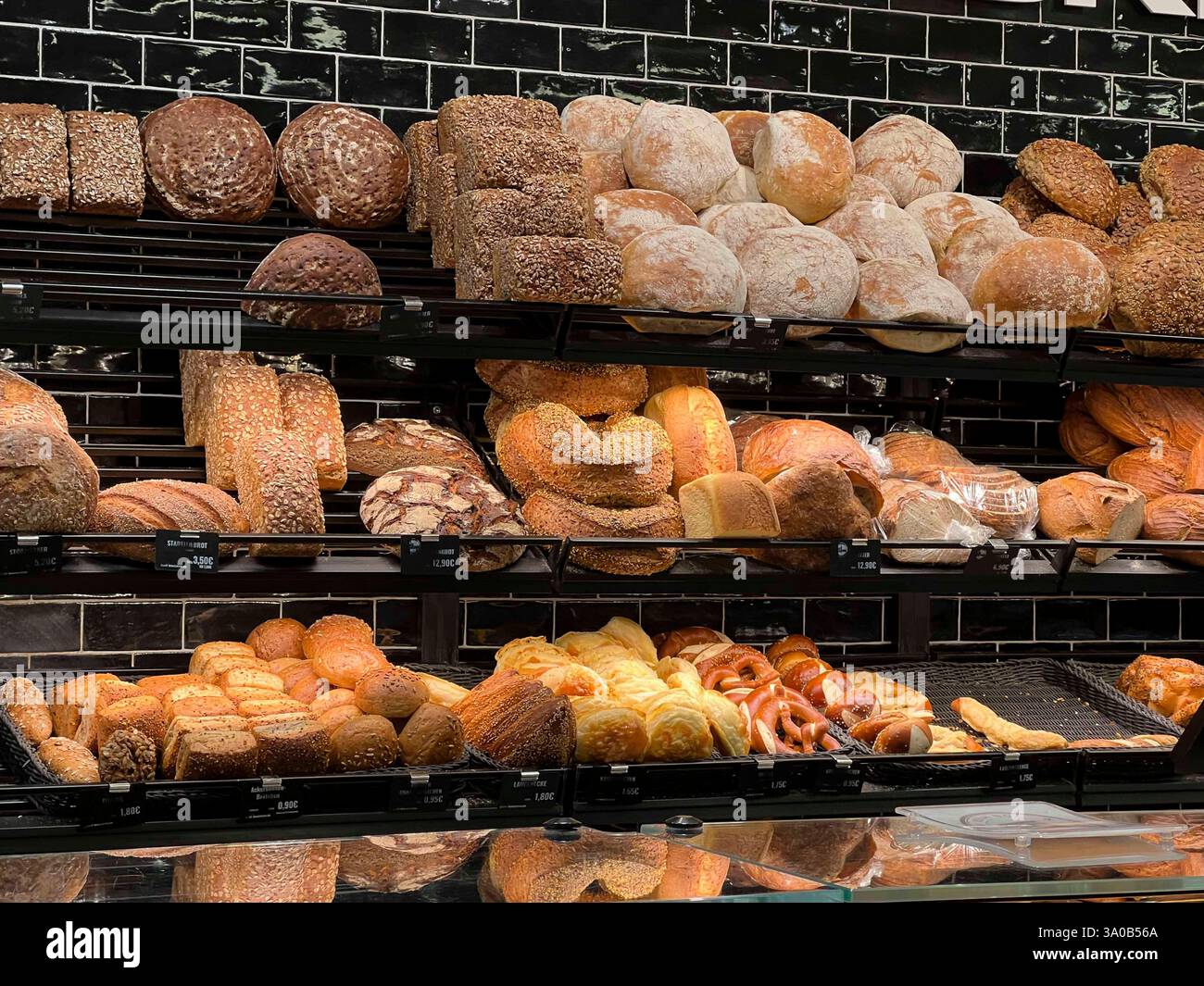 Diverse Sorten Brot Broetchen Snacks Feingebaeck Kuchen in der Auslage ...