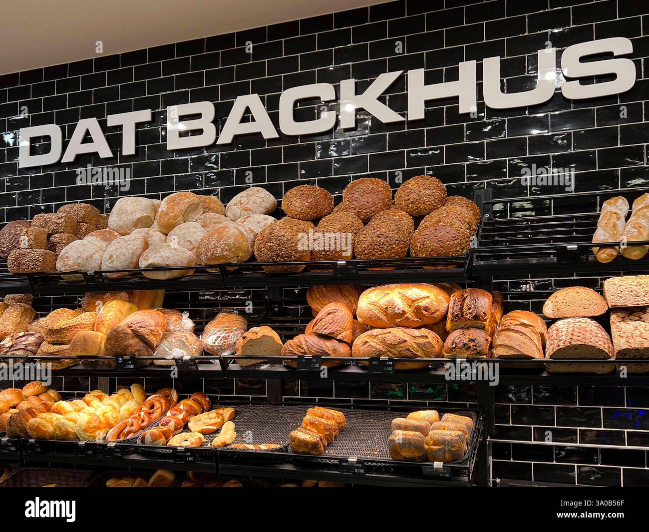 Diverse Sorten Brot Broetchen Snacks Feingebaeck Kuchen in der Auslage ...