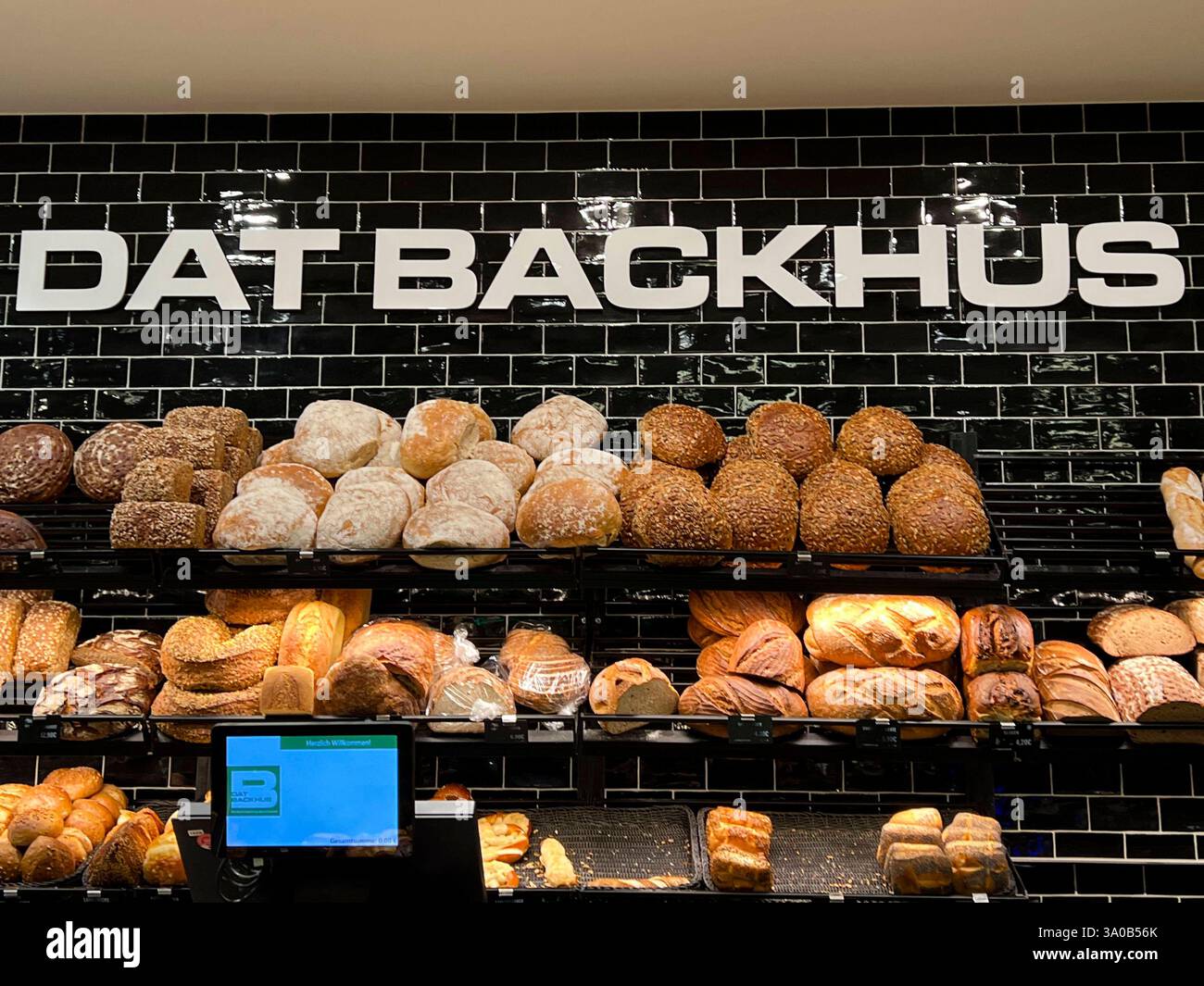 Diverse Sorten Brot Broetchen Snacks Feingebaeck Kuchen in der Auslage ...