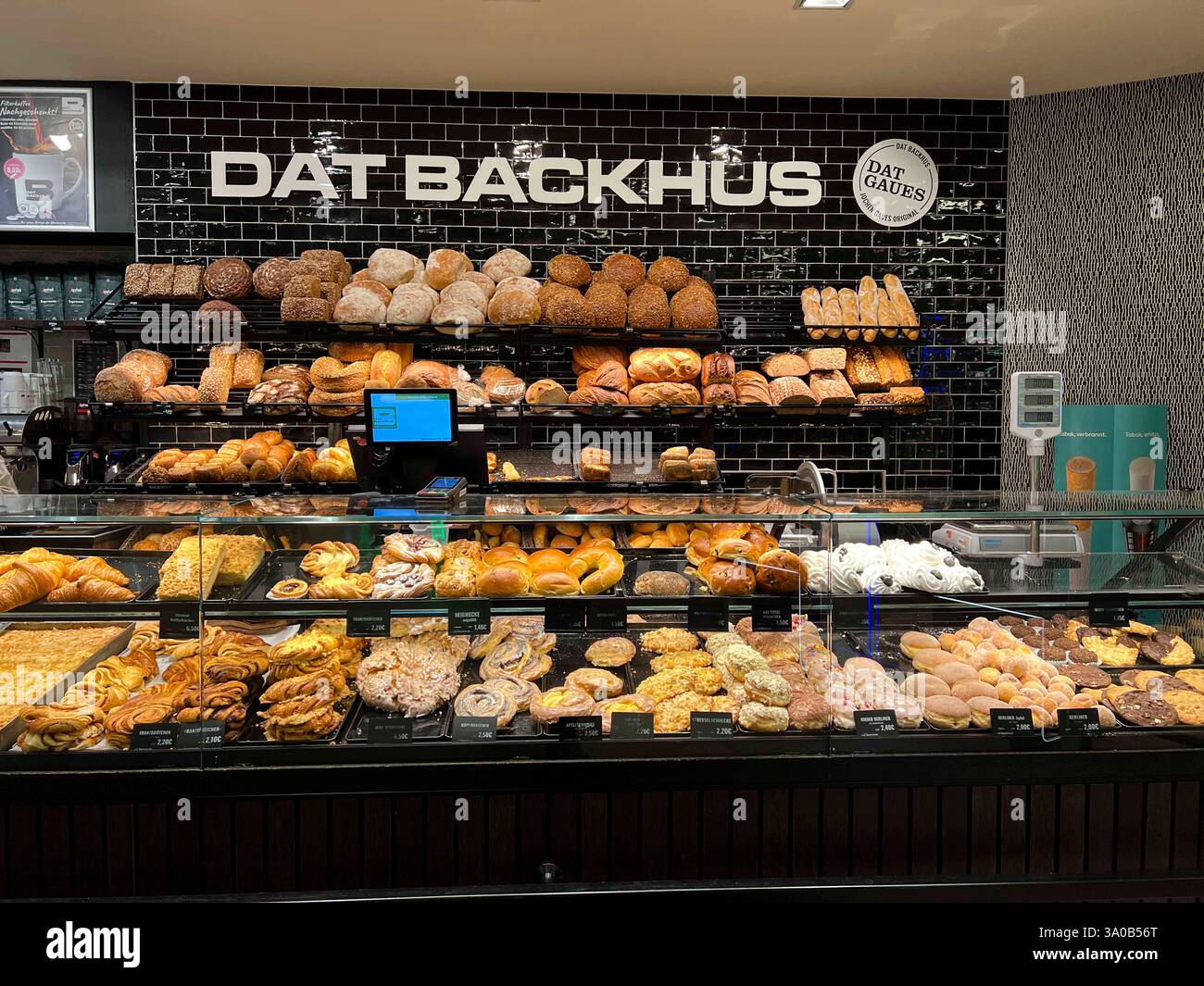 Diverse Sorten Brot Broetchen Snacks Feingebaeck Kuchen in der Auslage ...