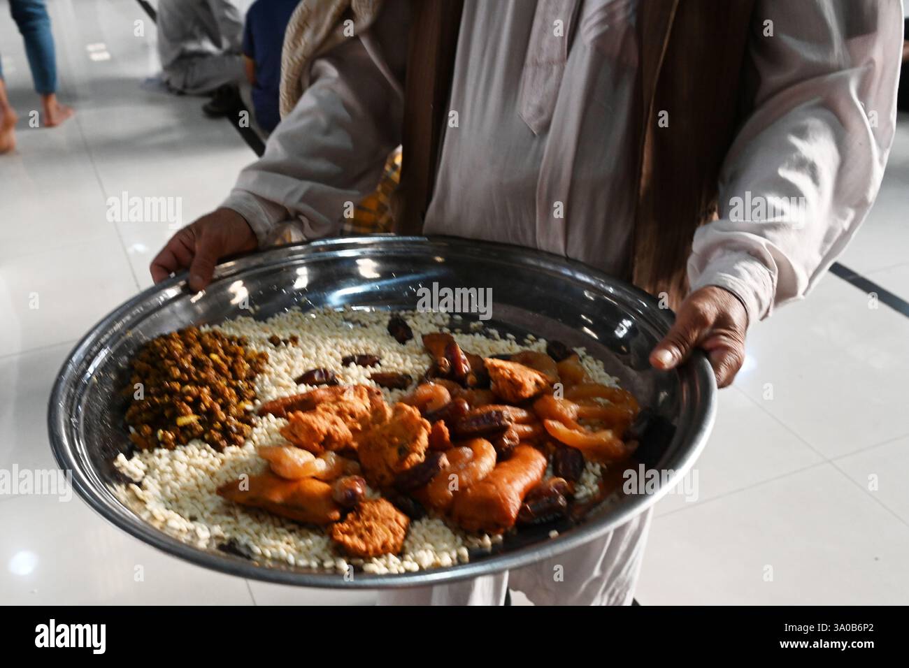 Volunteers are preparing Iftar food for Muslim devotees before they ...