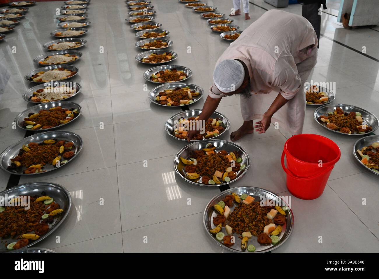 Volunteers are preparing Iftar food for Muslim devotees before they ...