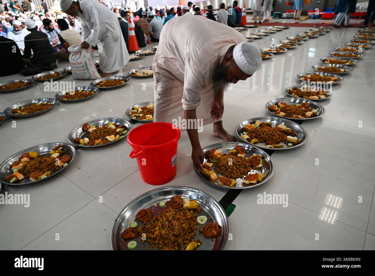 Volunteers are preparing Iftar food for Muslim devotees before they ...