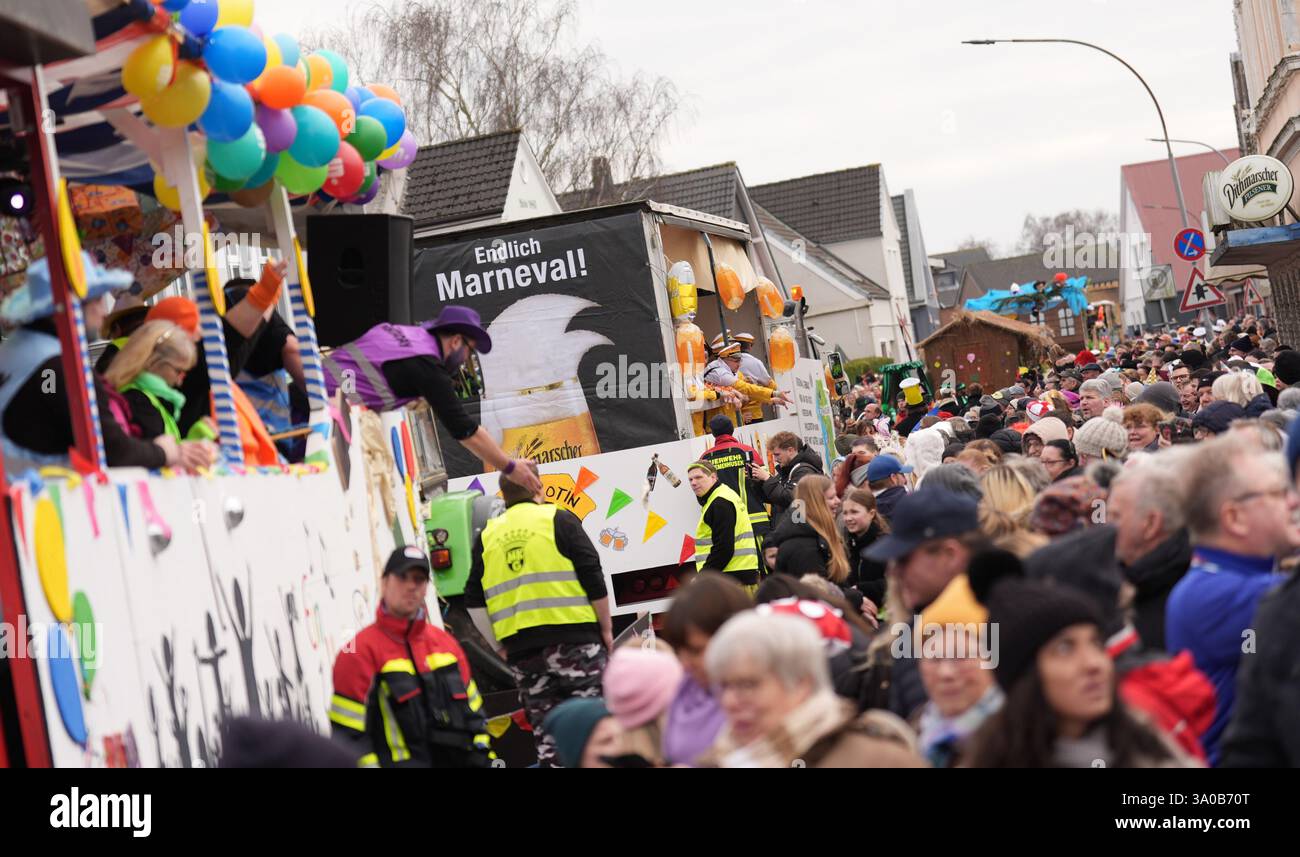 03 March 2025, Schleswig-Holstein, Marne: Floats drive through the city ...