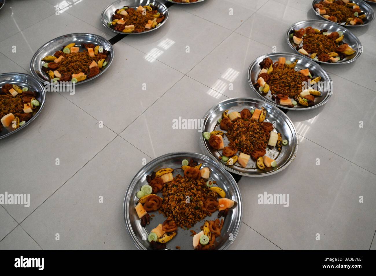 Volunteers are preparing Iftar food for Muslim devotees before they ...