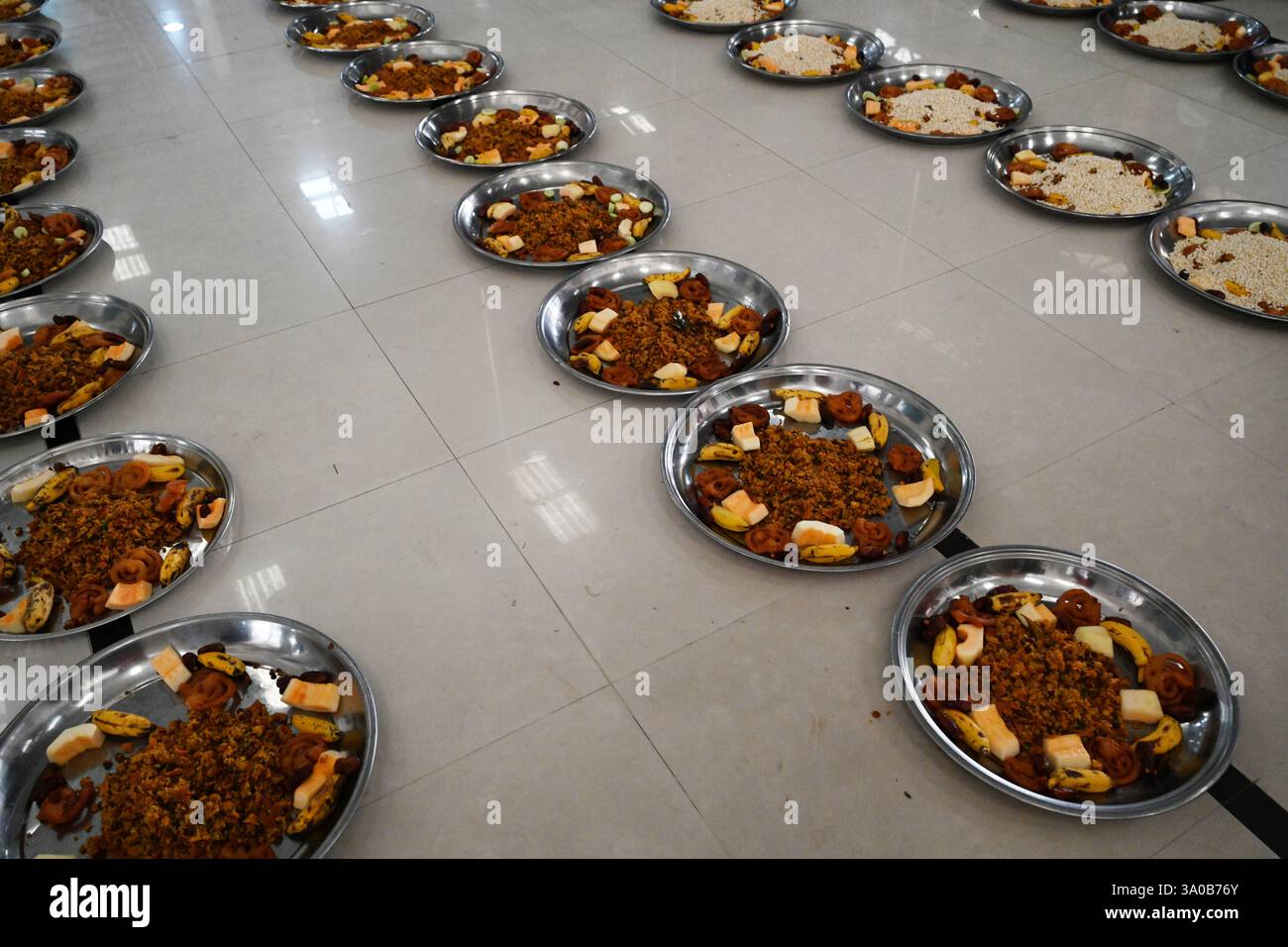 Volunteers are preparing Iftar food for Muslim devotees before they ...